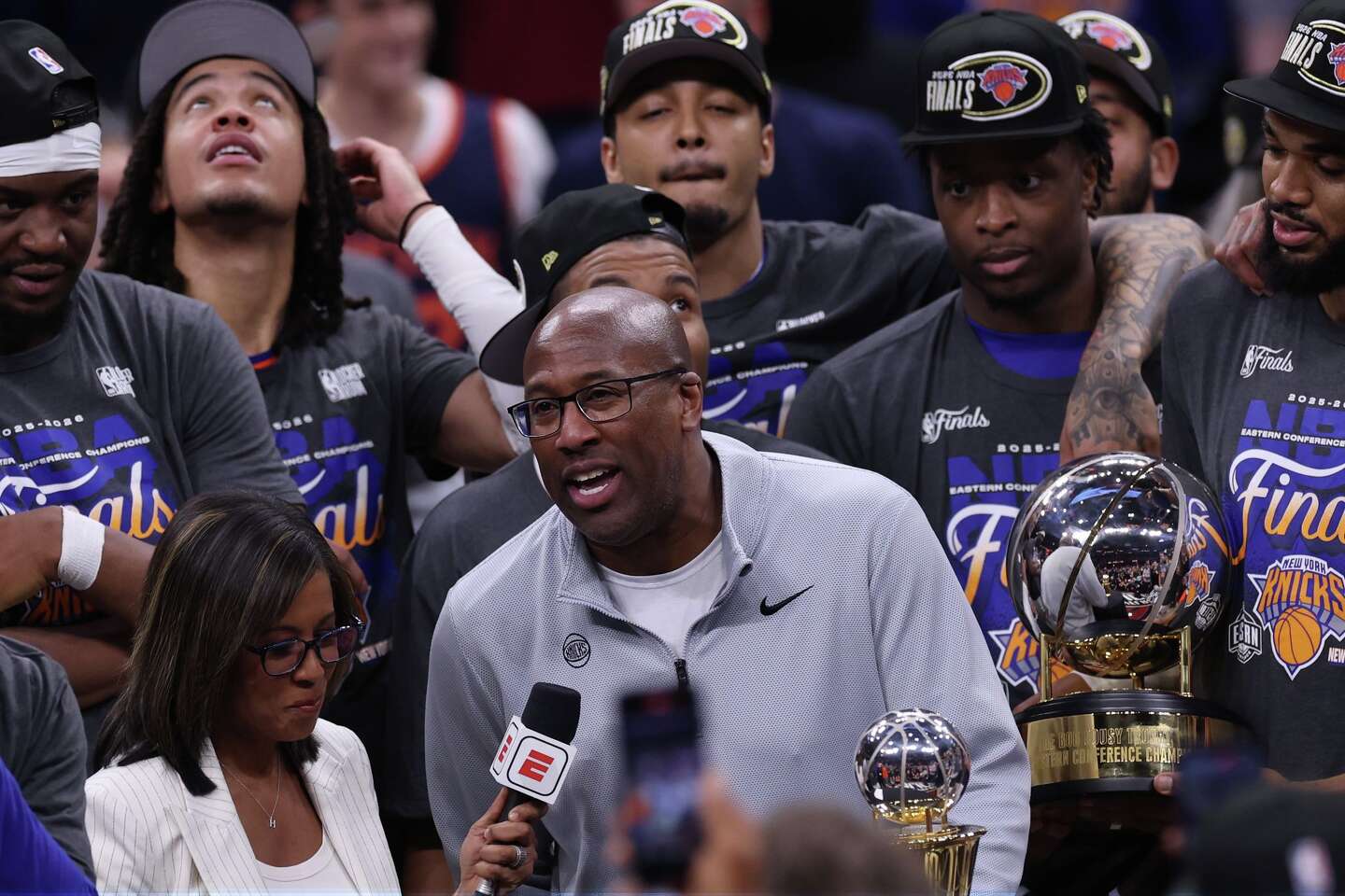 Ben Stiller welcomes a photo with Mike Brown's wife, after Knicks coach ...