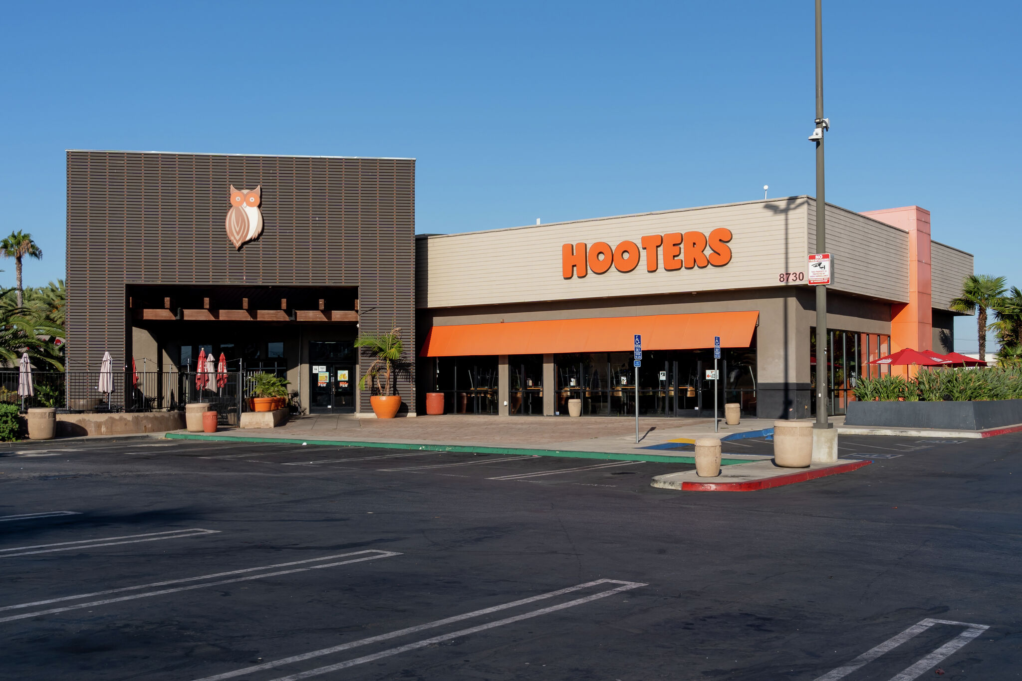 Last Hooters south of San Antonio abruptly closes