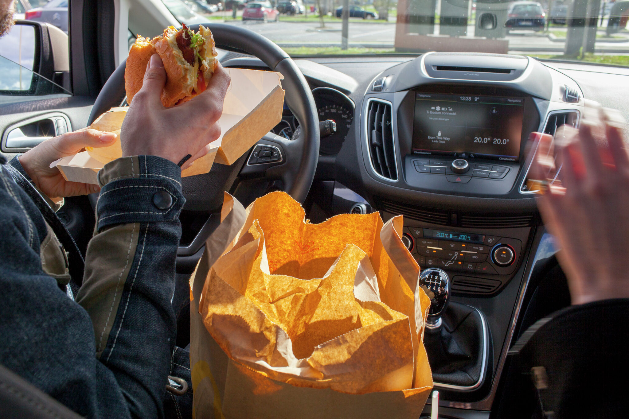 Can you get a ticket for eating while driving? What Texas law says