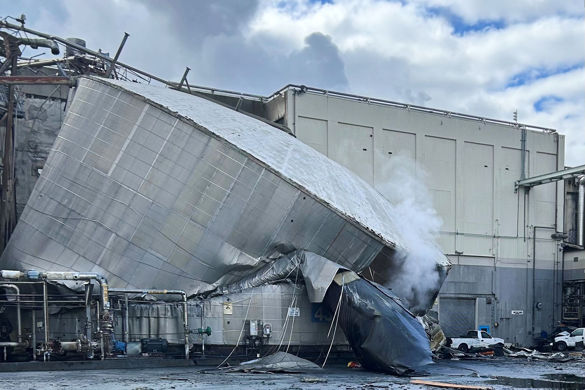 Chemical tank implosion in Washington state kills 1 and leaves 9 missing