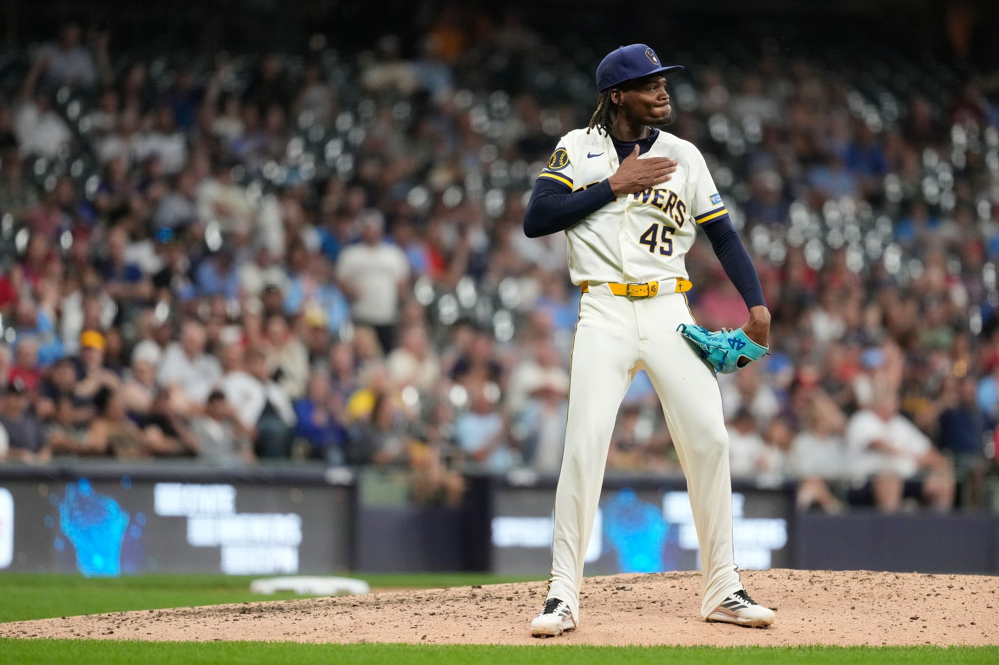 Brewers manager Murphy calls Uribe's mound antics unacceptable