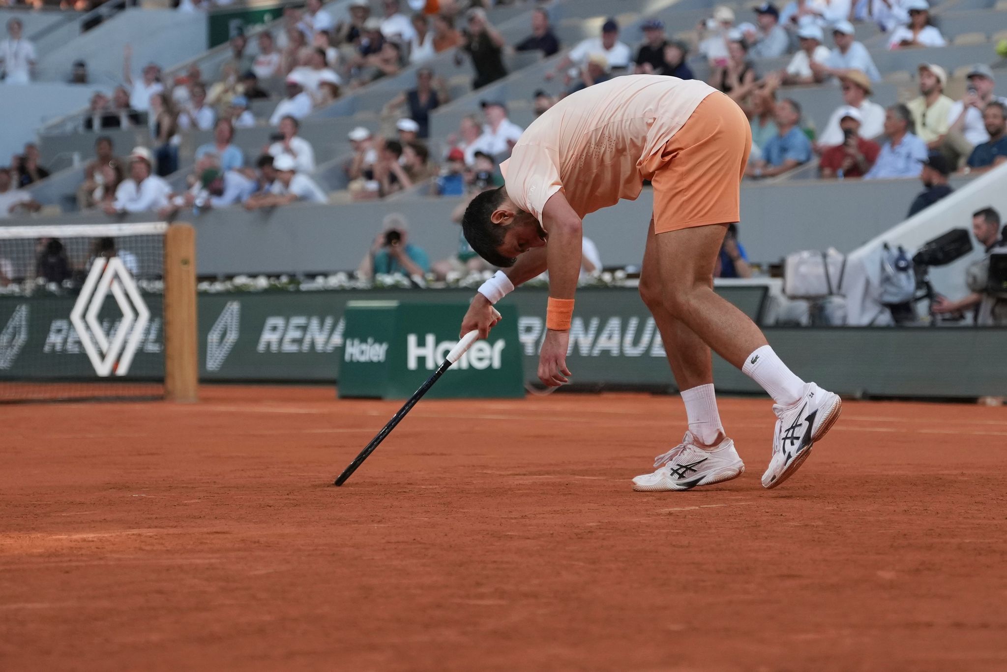 Djokovic pushed in 4-set win amid heat wave at French Open. Rybakina ...
