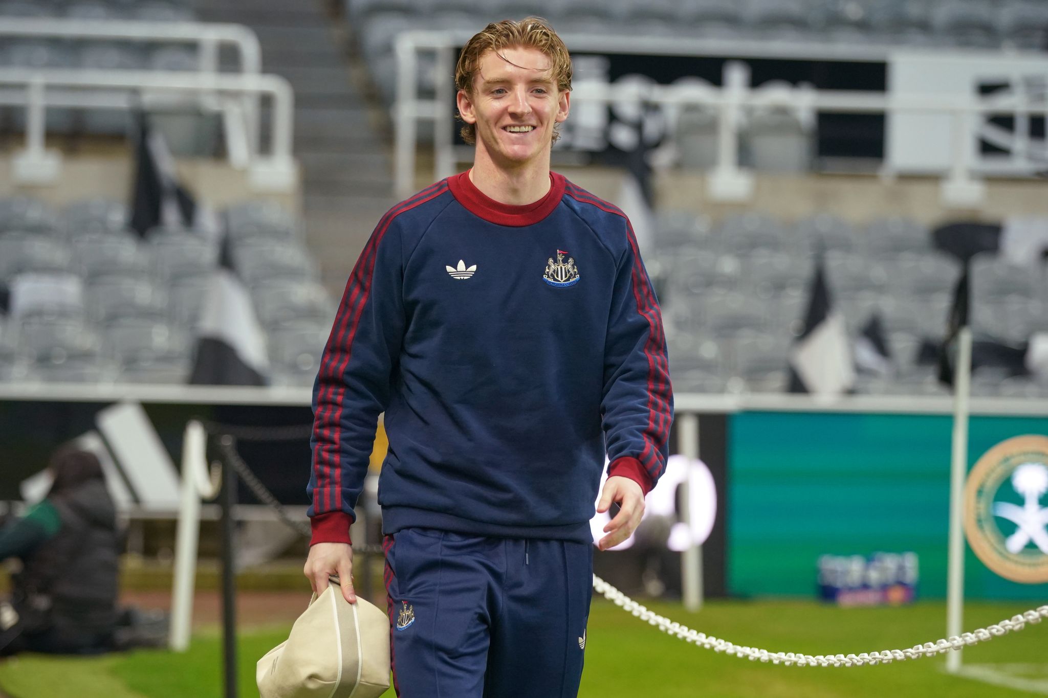 El delantero inglés Anthony Gordon completa su traspaso de Newcastle al ...
