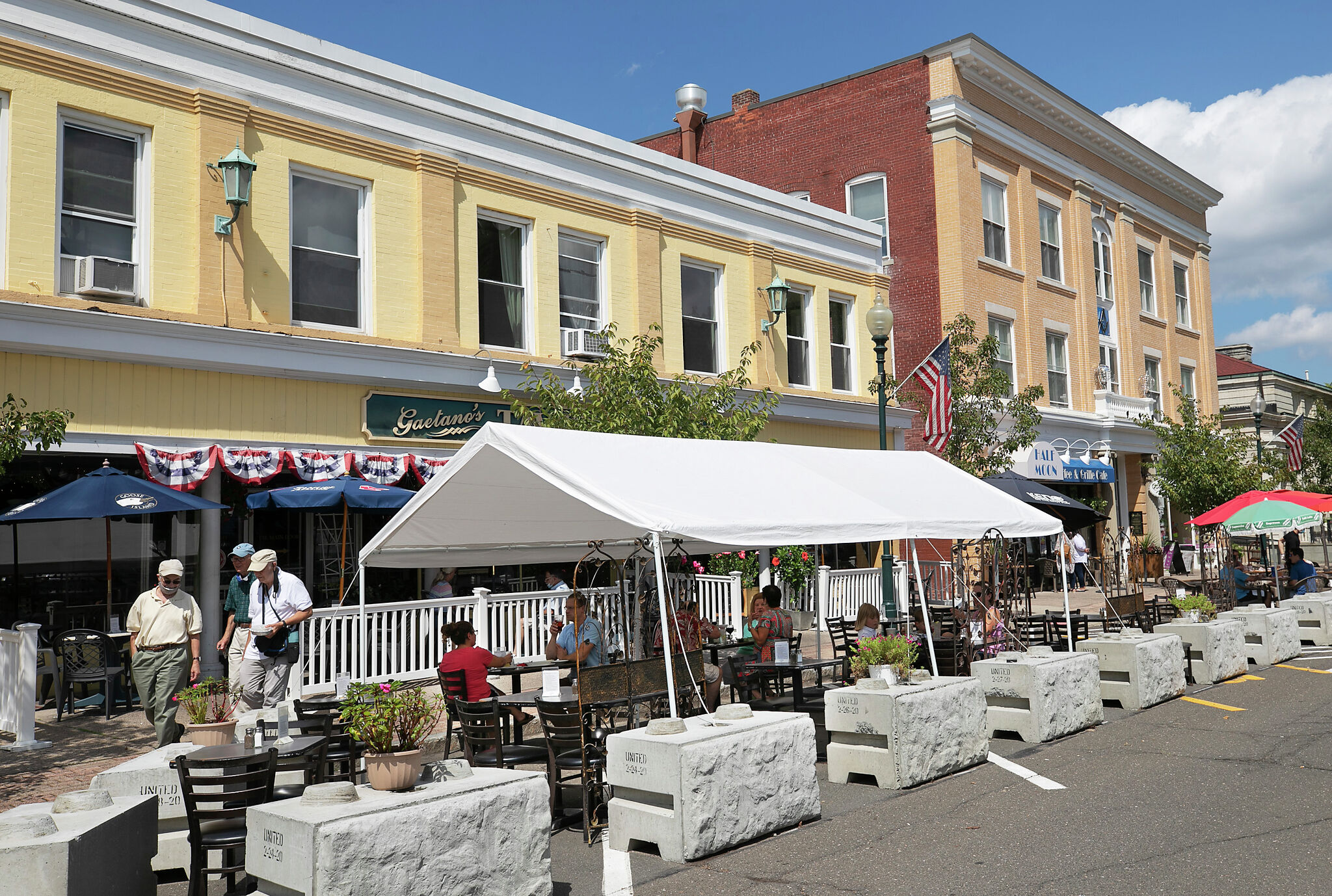 Wallingford rejects return of outdoor dining in parking lot