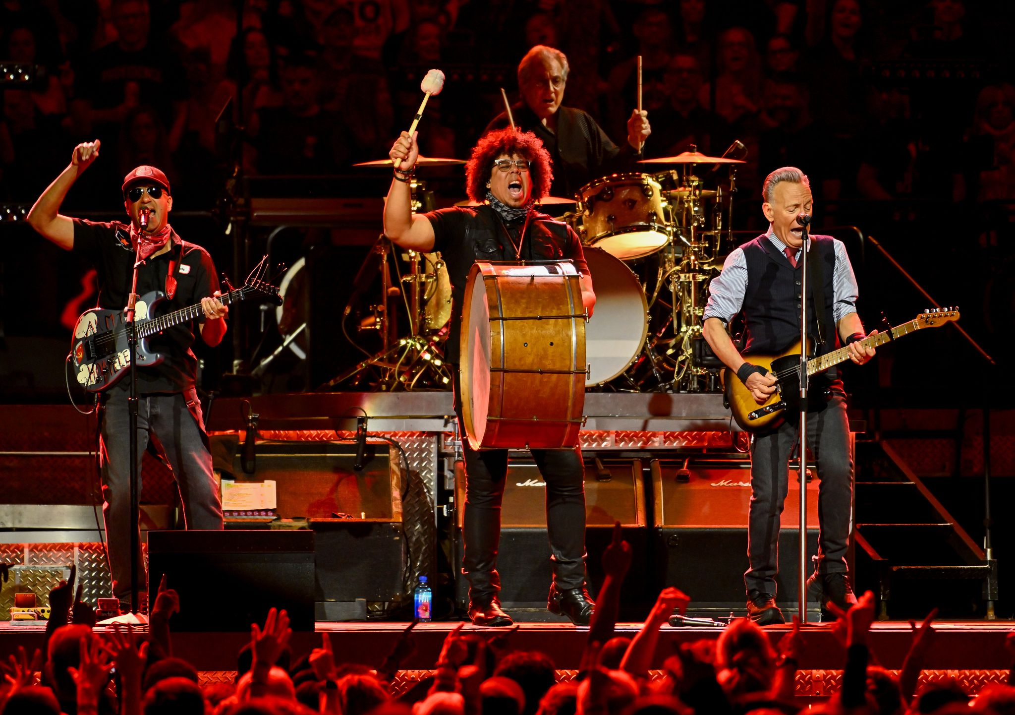 Bruce Springsteen calls out the White House and announces a protest ...