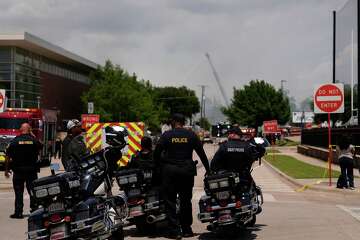 Fire destroys apartment building in Dallas, injuring at least 4