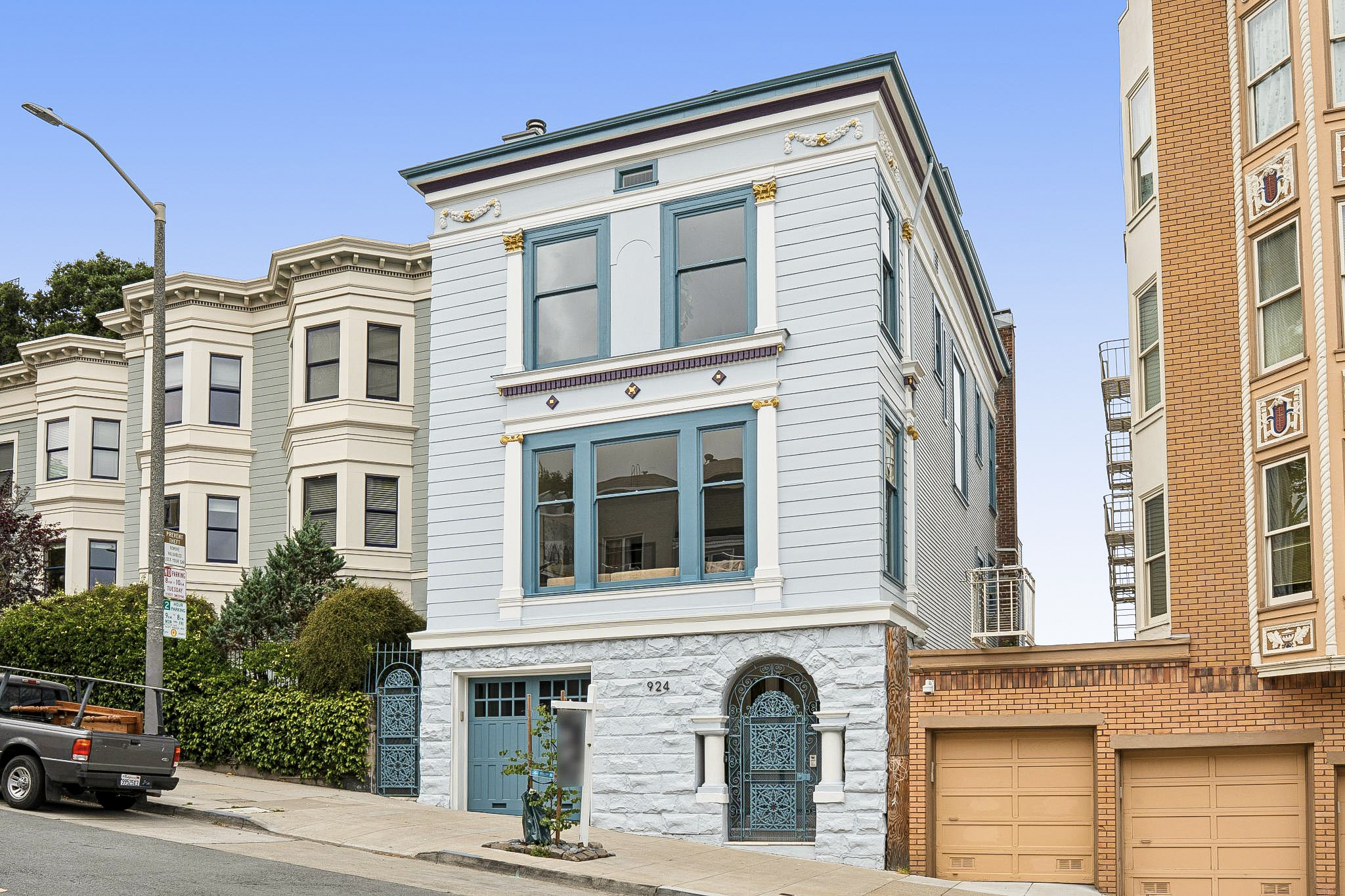 A Colgate heir built this SF mansion. Buyers rushed in.