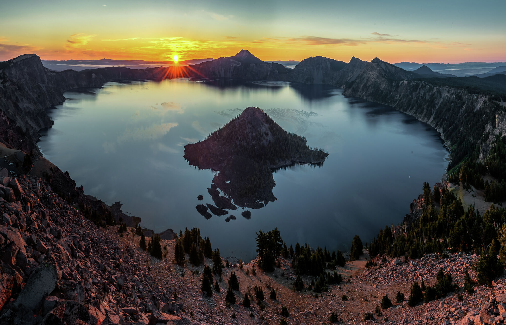 Crater Lake National Park isn't closed. Why are gateway hotels empty?