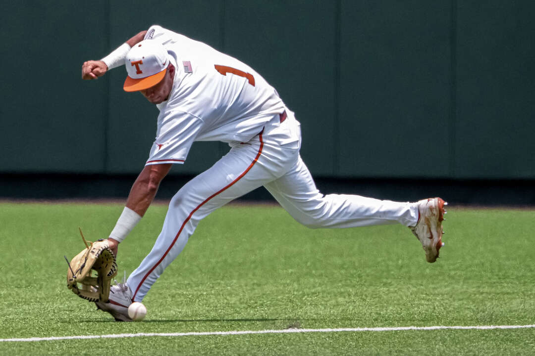 Anthony Pack, Aiden Robbins star for Texas in Austin Regional opener