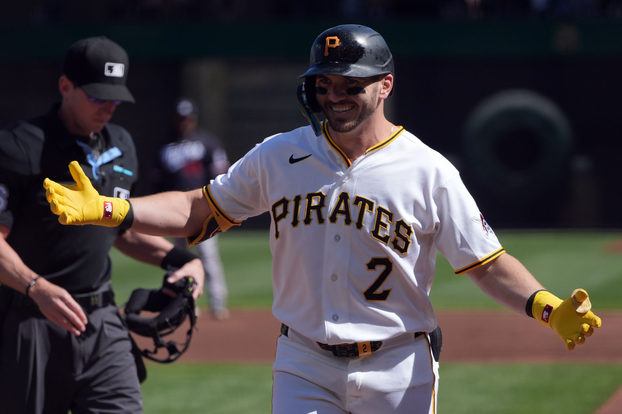 Jake Mangum homers and drives in 2 runs as Pirates hold off Twins 10-9