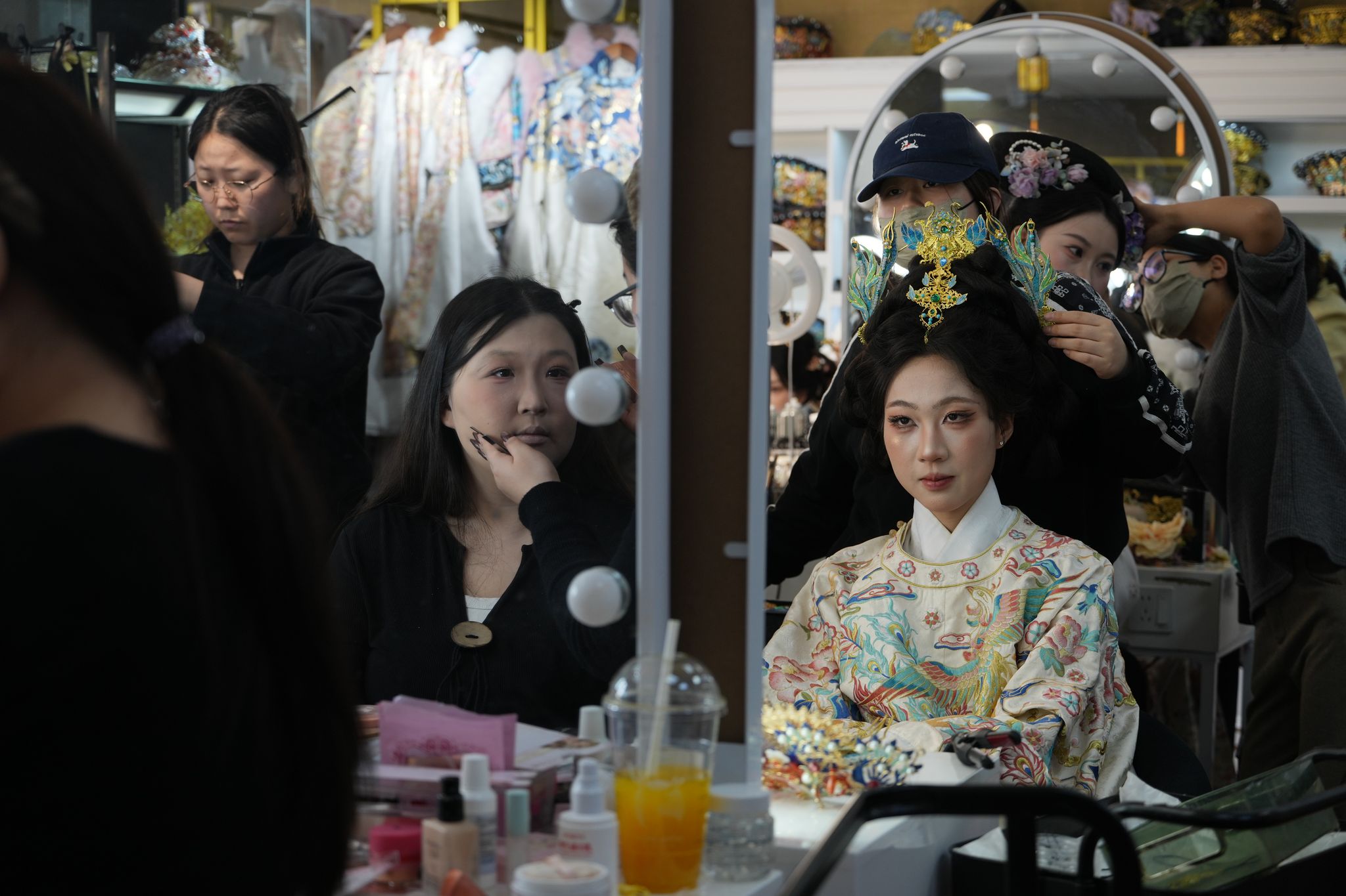 Dressing visitors in ancient China's imperial splendor is booming in ...