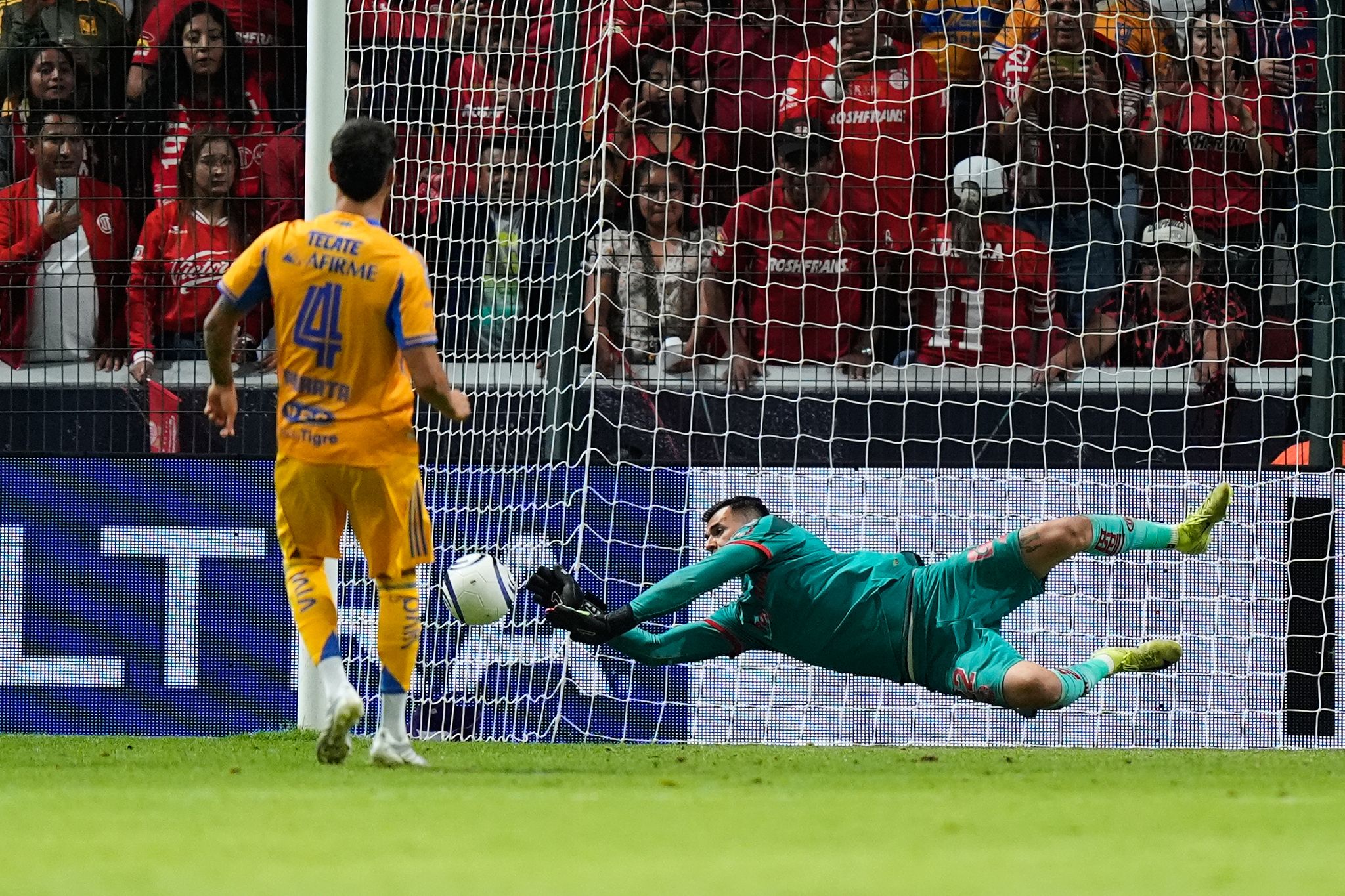 Toluca pone fin a 23 años sin títulos de la CONCACAF. Luis García ...