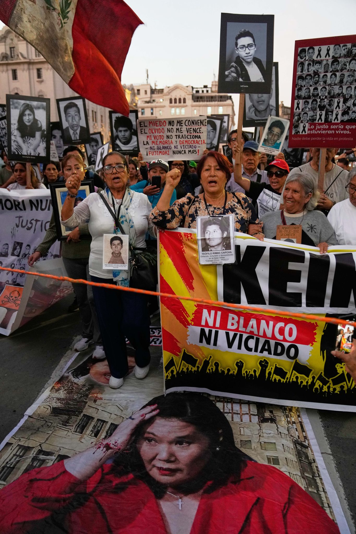 Cientos de peruanos marchan en Lima y piden "voto consciente" en ...