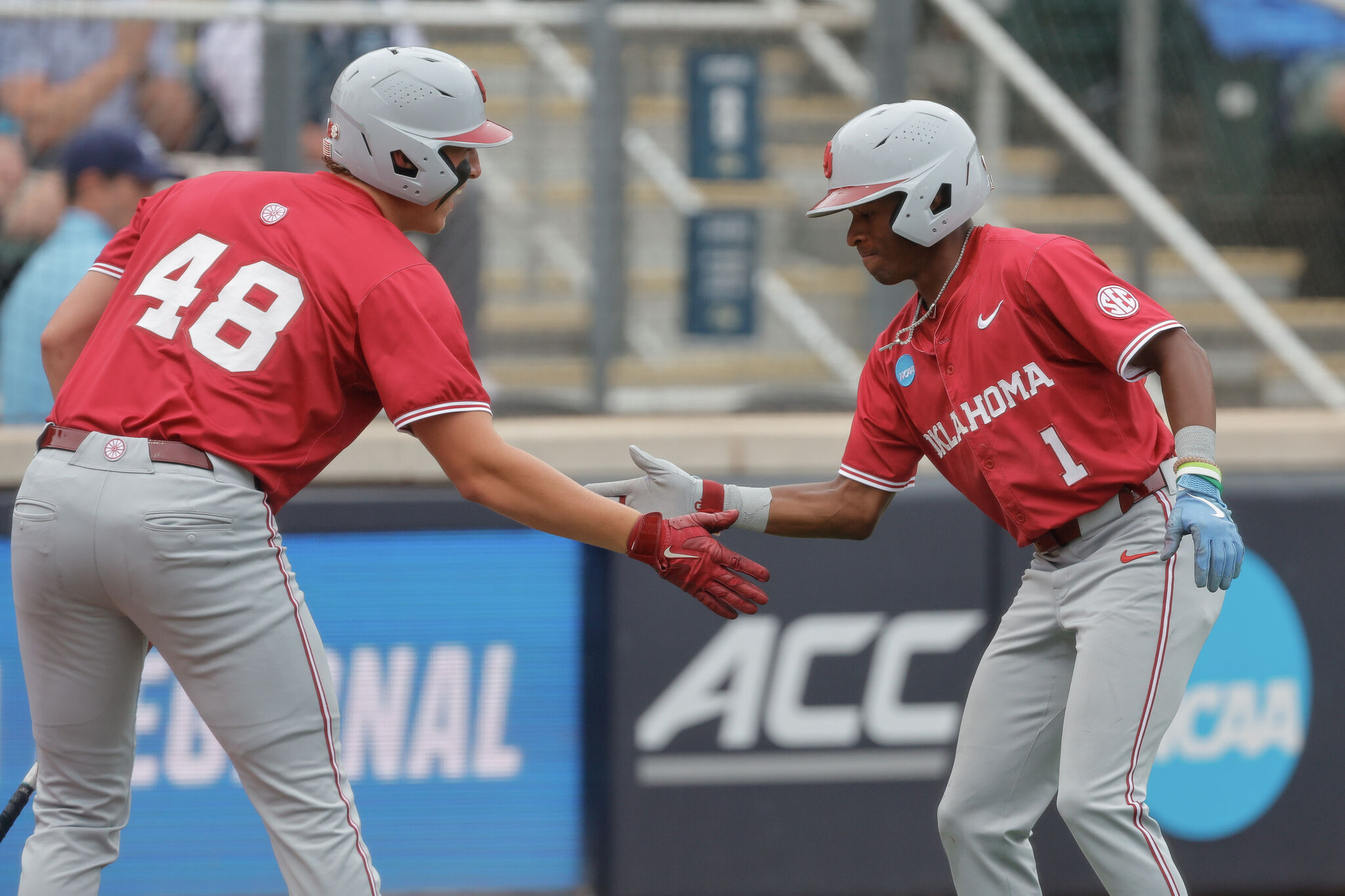 NCAA baseball regionals: Texas, Texas A&M overpower opponents