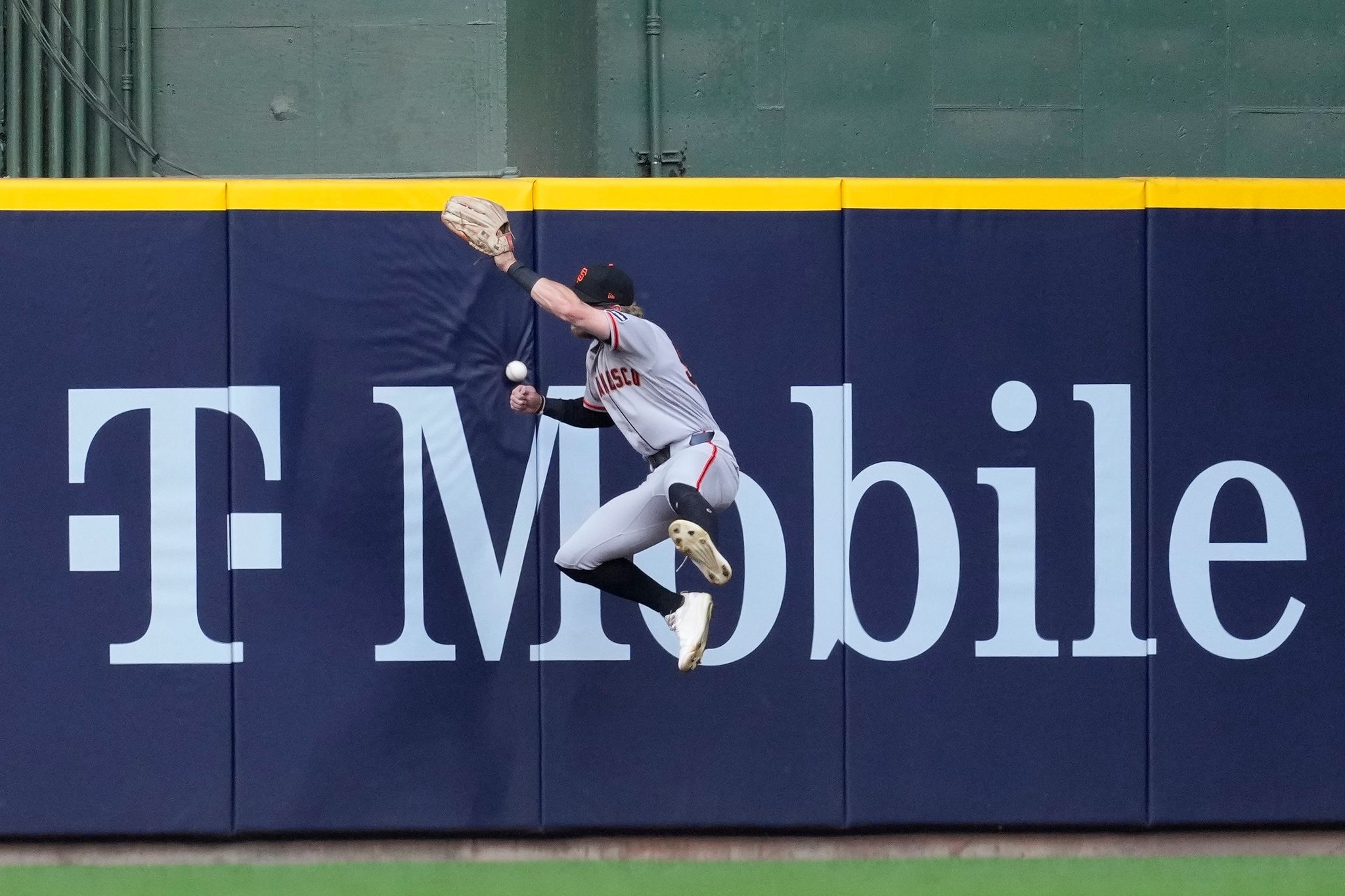 Brice Turang breaks out of his 0-for-21 slump as Brewers trounce Giants ...