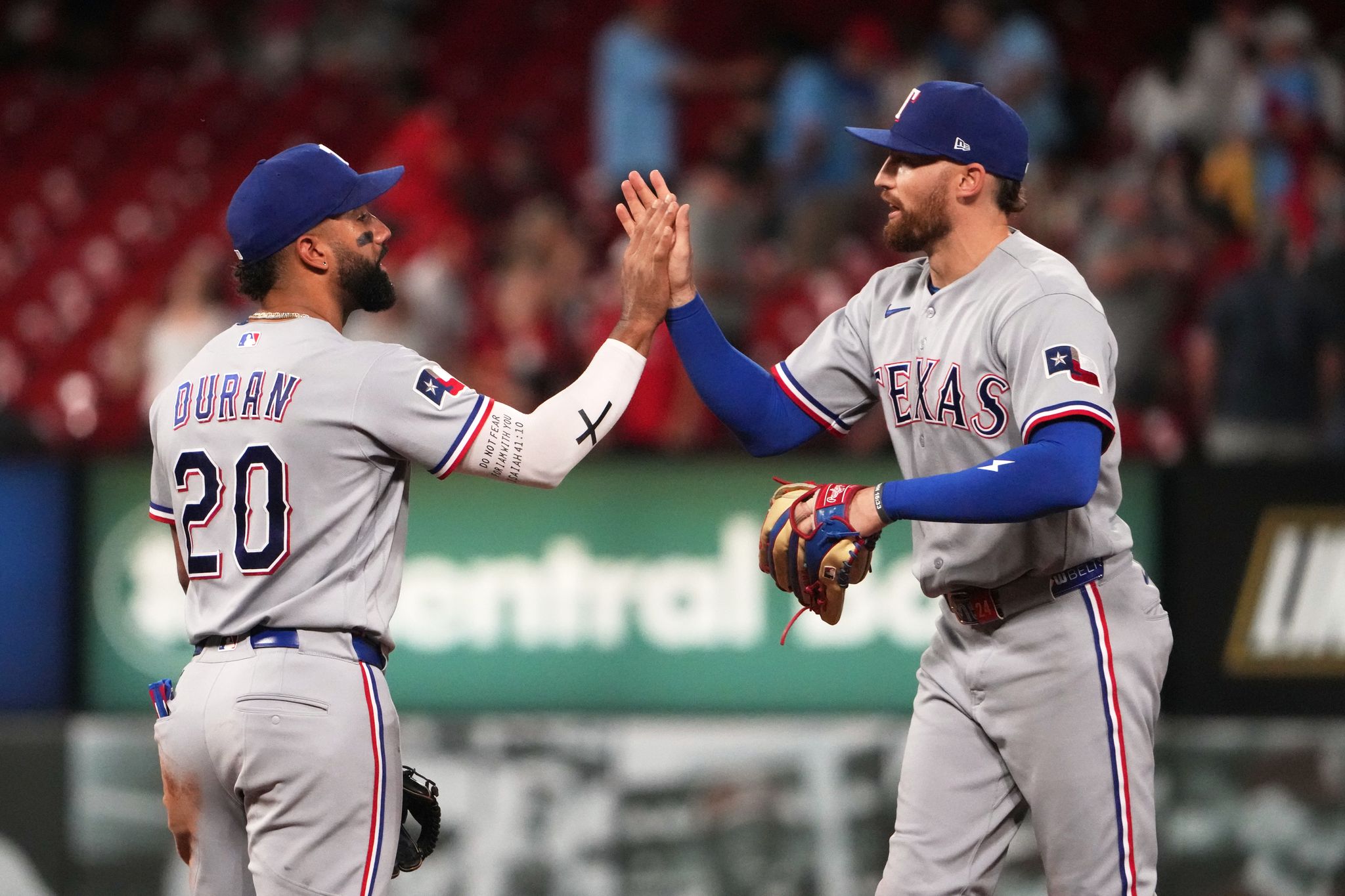 Jacob deGrom earns 100th career win on 4th try as Rangers top Cardinals 2-1