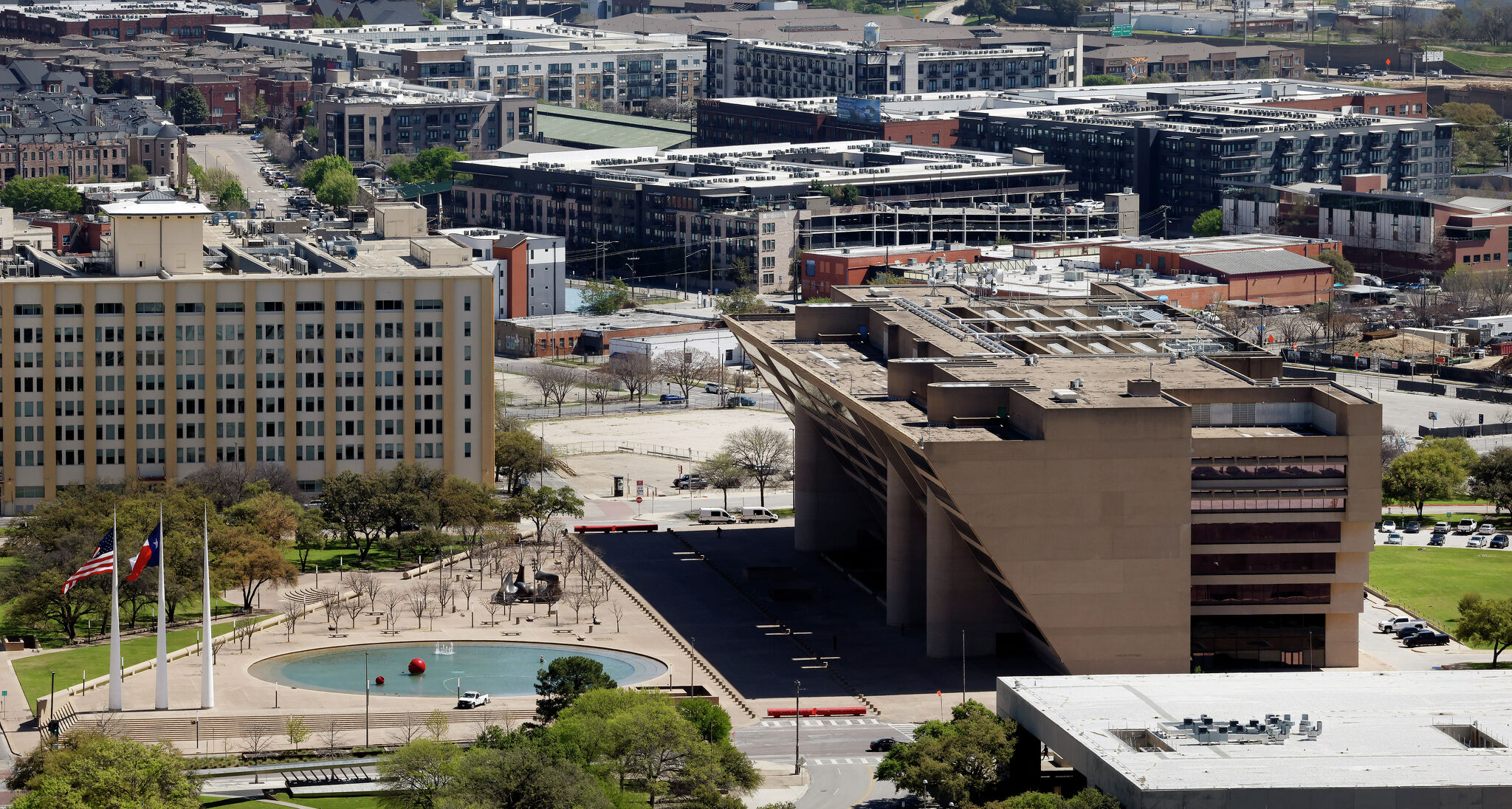Beautiful new Dallas deck park has a pedestrian problem