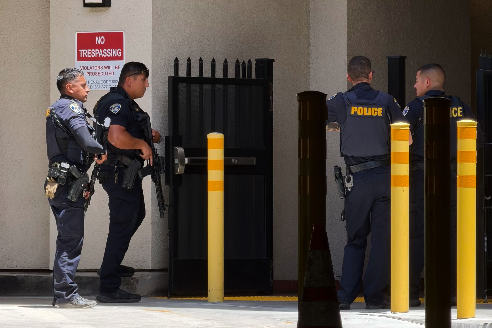 Police say man in Bakersfield barricaded himself inside bank building ...