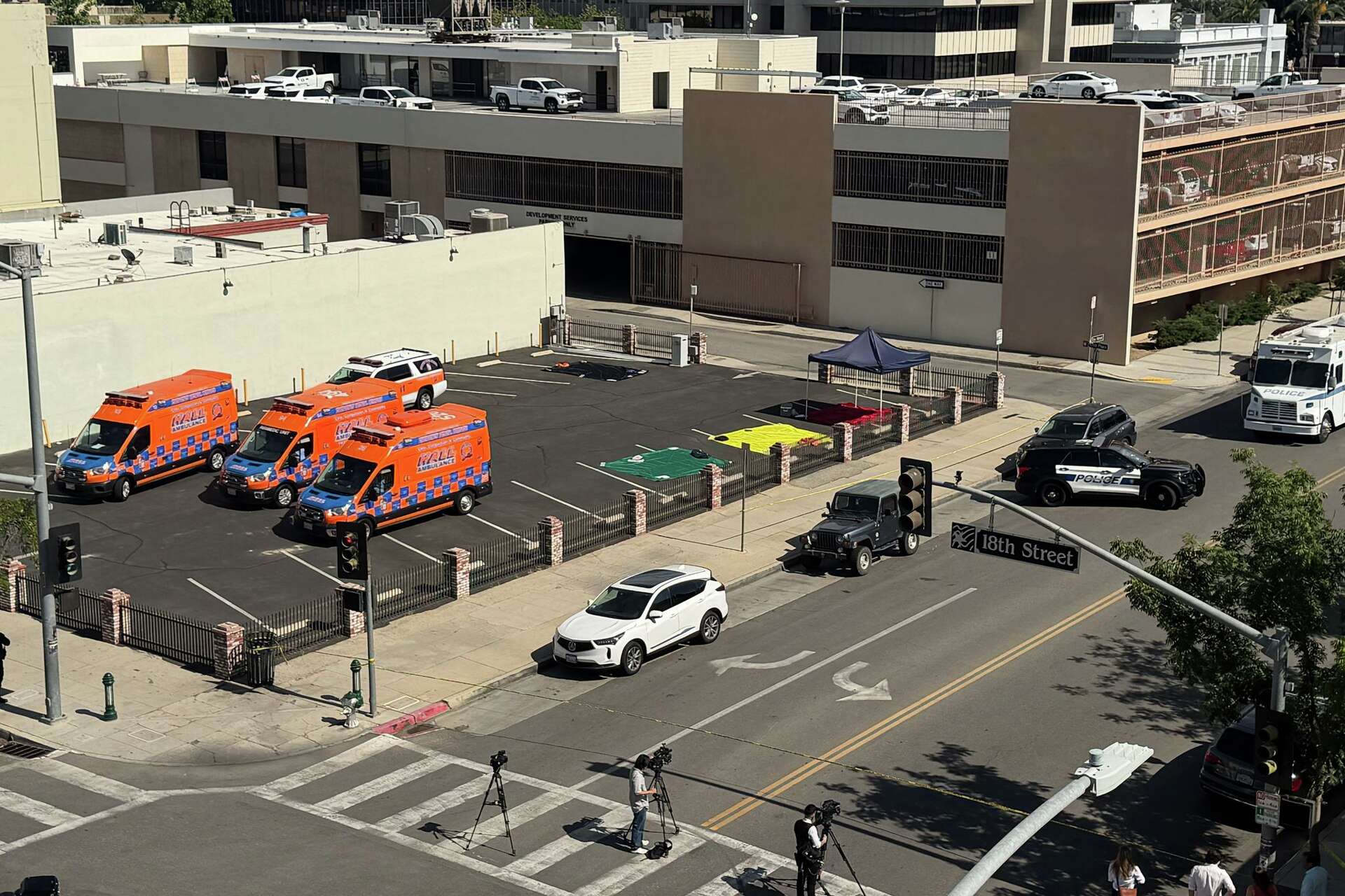 Police say man barricaded himself inside bank building with others in ...