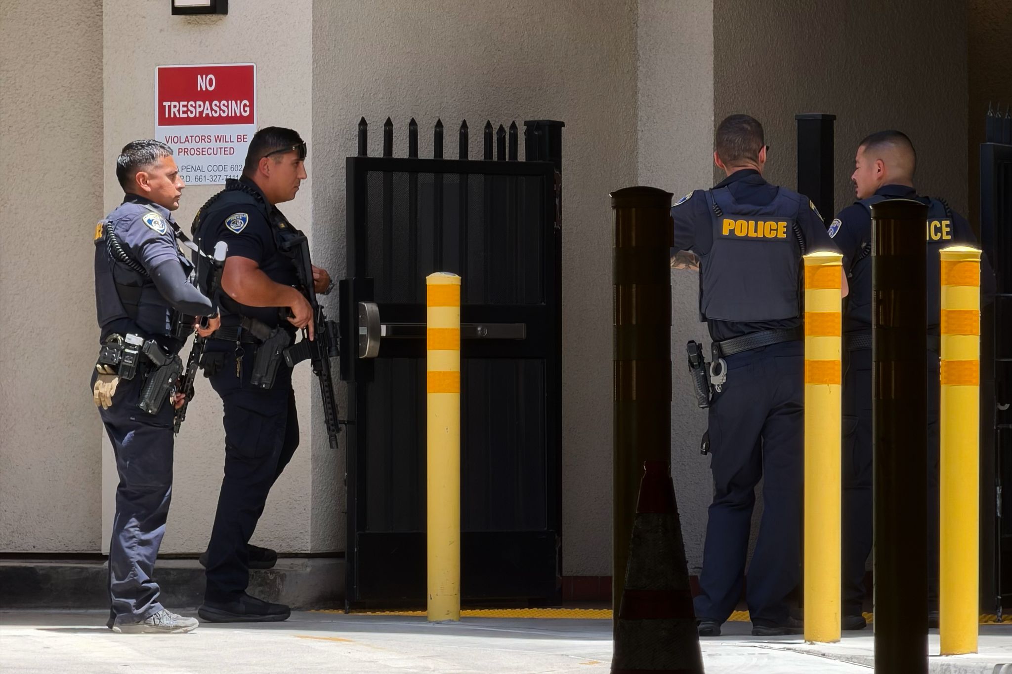 Hombre se atrinchera en un banco con más personas en Bakersfield ...
