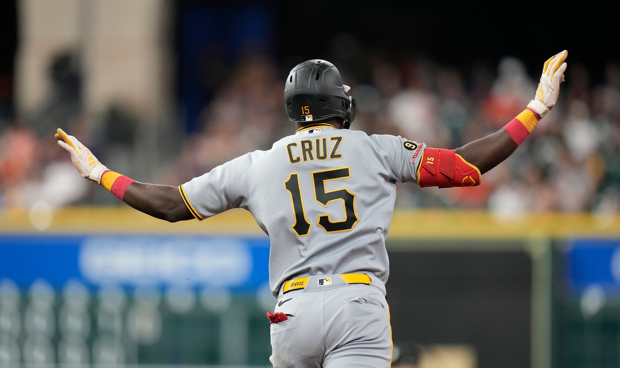 Cruz y Lowe conectan jonrones de 3 carreras por los Piratas, que vencen ...