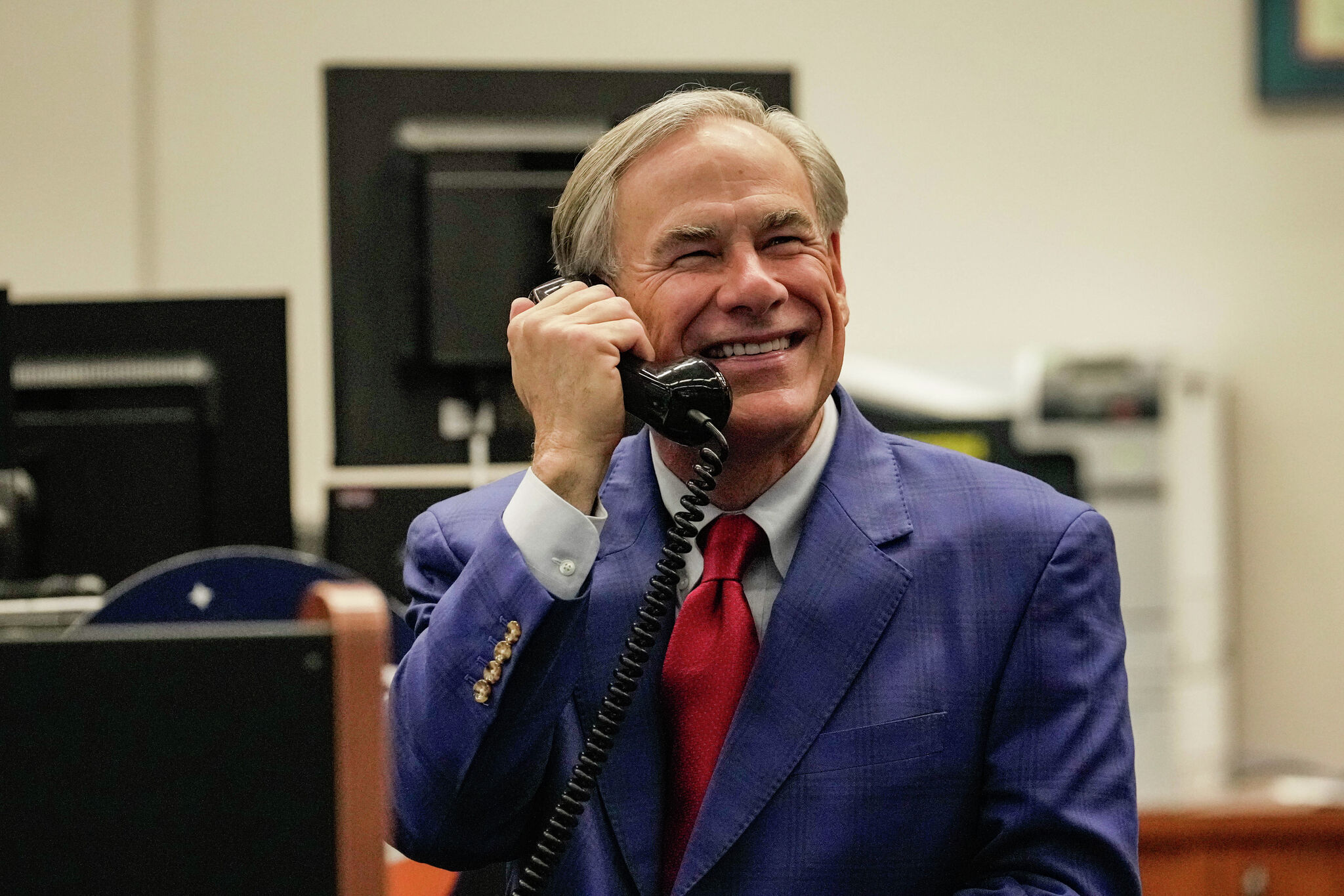 Greg Abbott mocked by Kathy Hochul before Knicks vs. Spurs