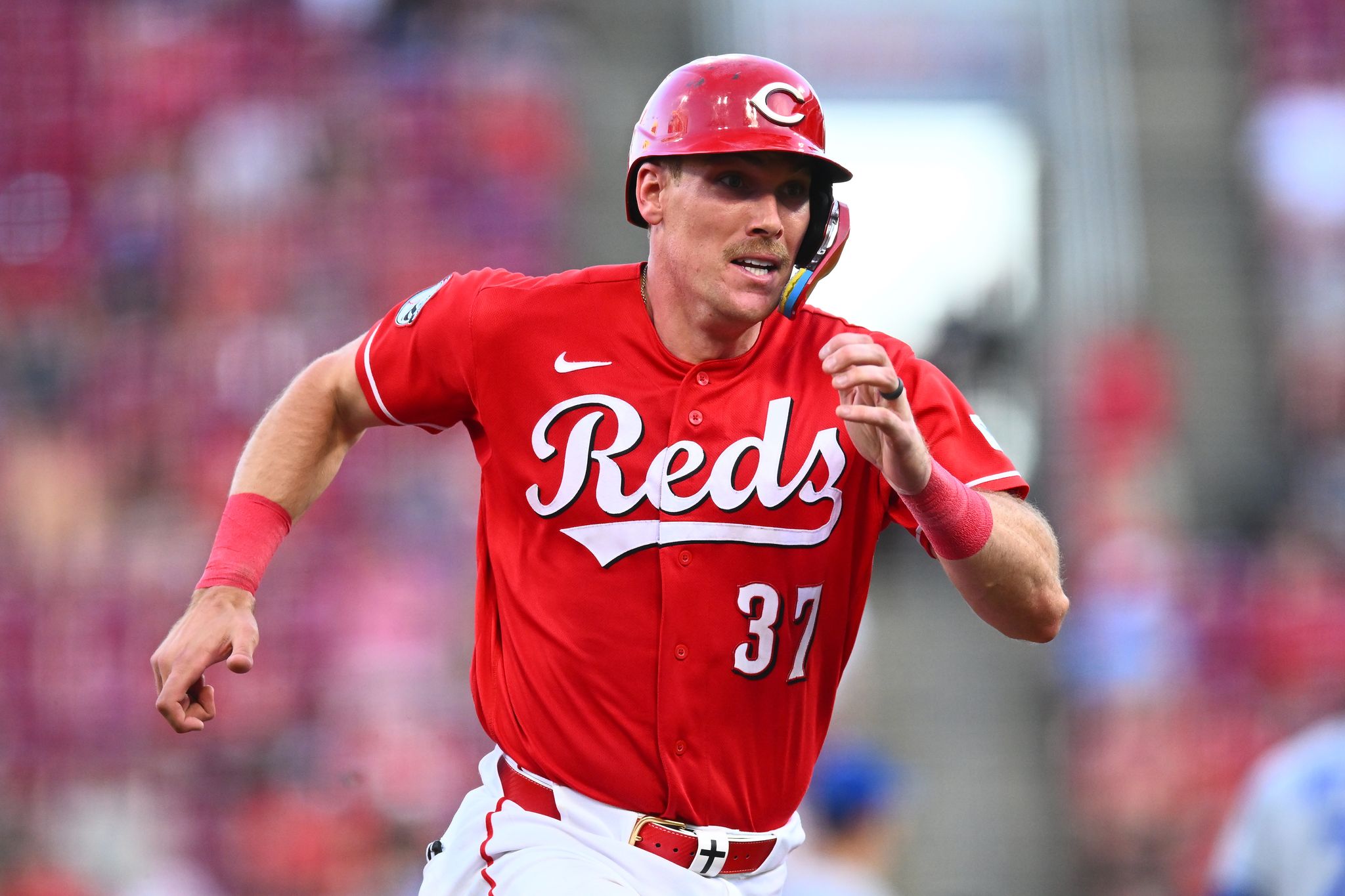 Massey hits tiebreaking RBI single in 9th inning, Royals beat Reds 5-2