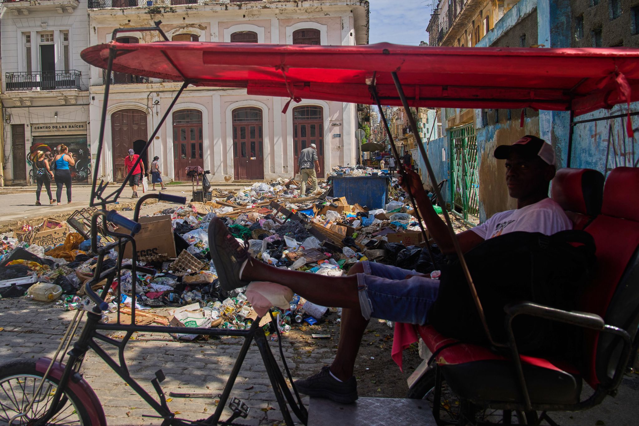 A garbage crisis engulfs Havana as fuel shortages stall trash pickup