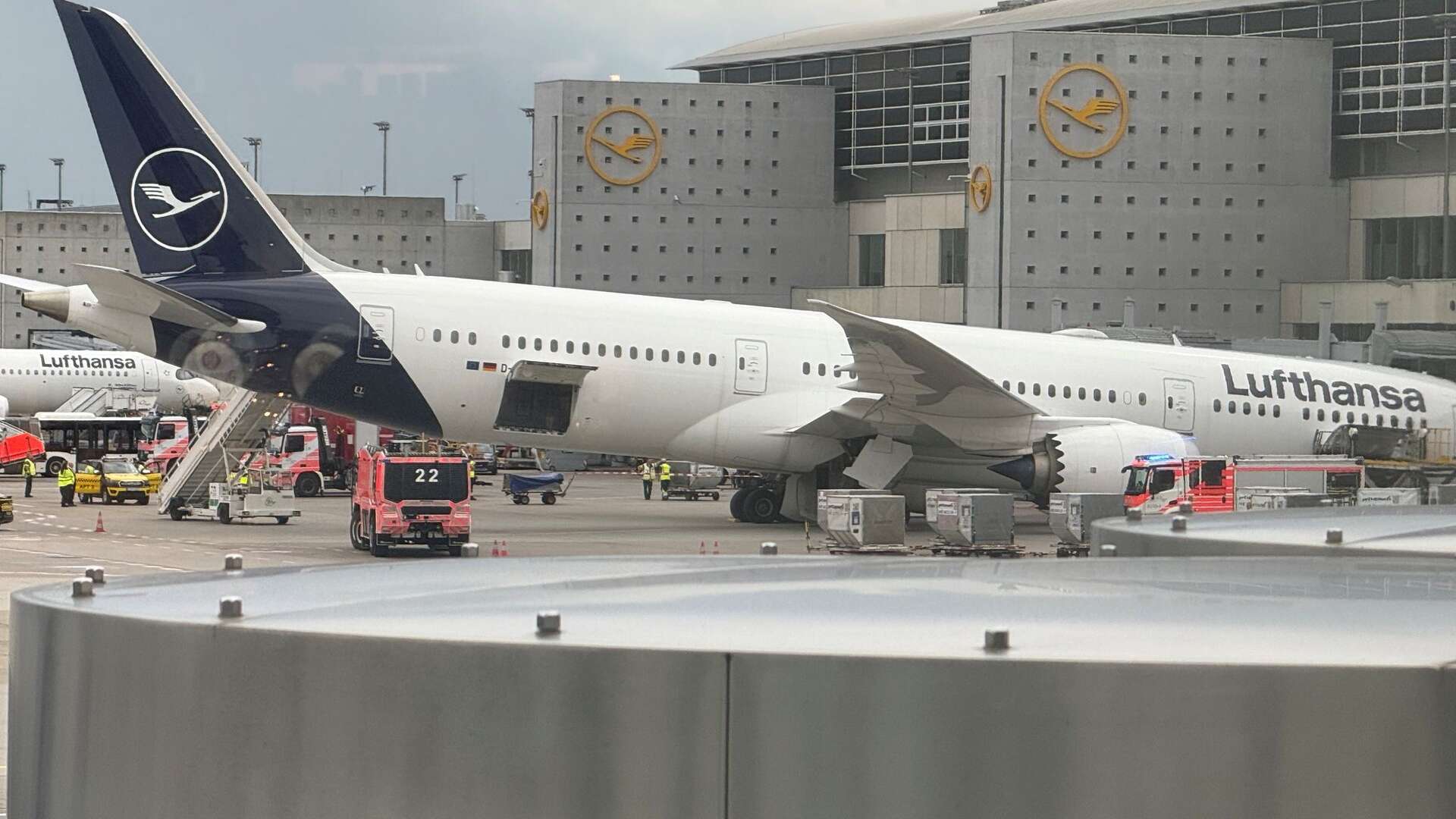 Lufthansa employees injured after Boeing 787’s nose landing gear ...