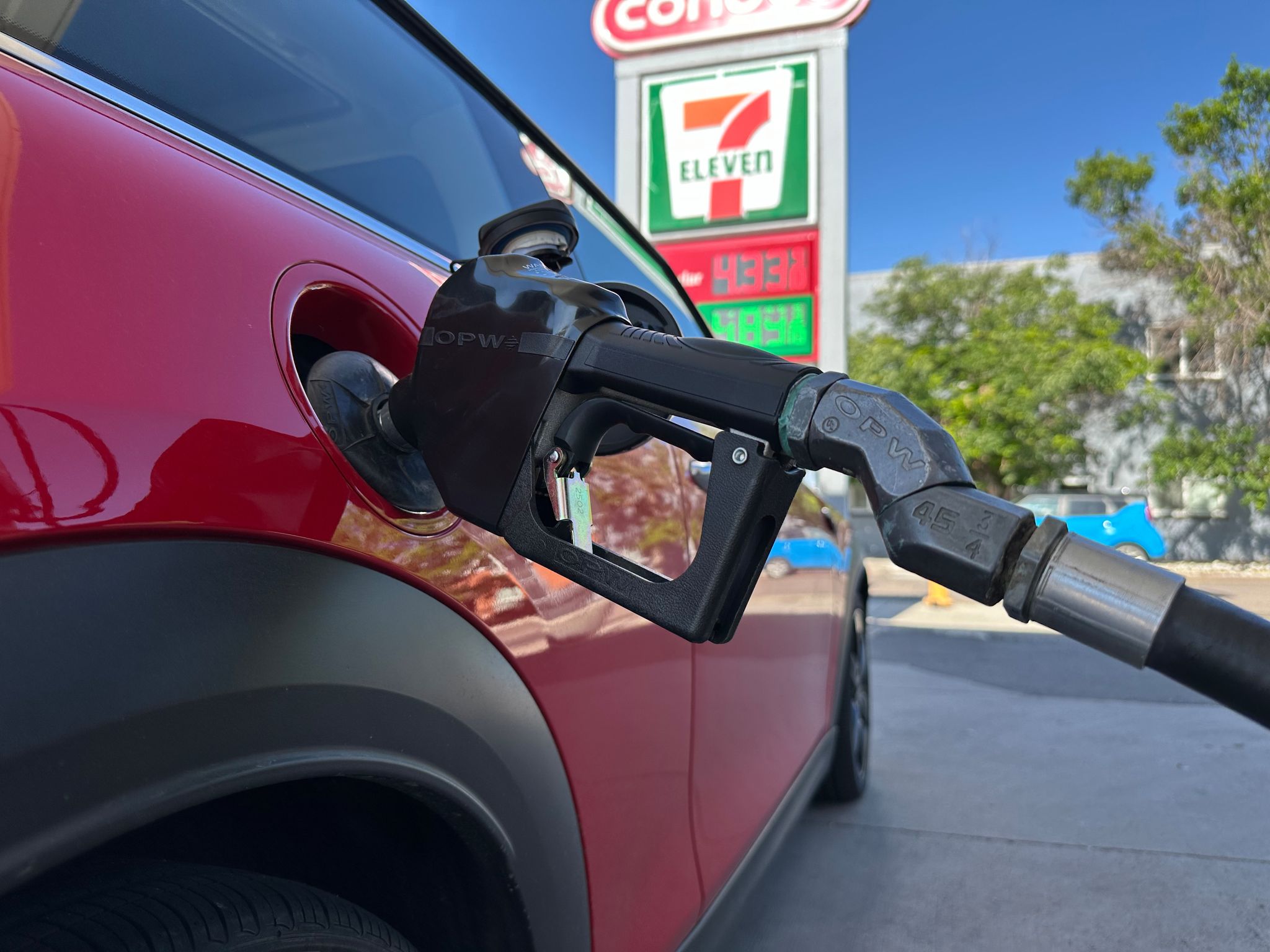 From unfilled gas tanks to fewer frills, retailers see US consumers ...