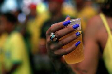 Muchos aficionados beberán alcohol y verán el Mundial. Con calor, eso ...