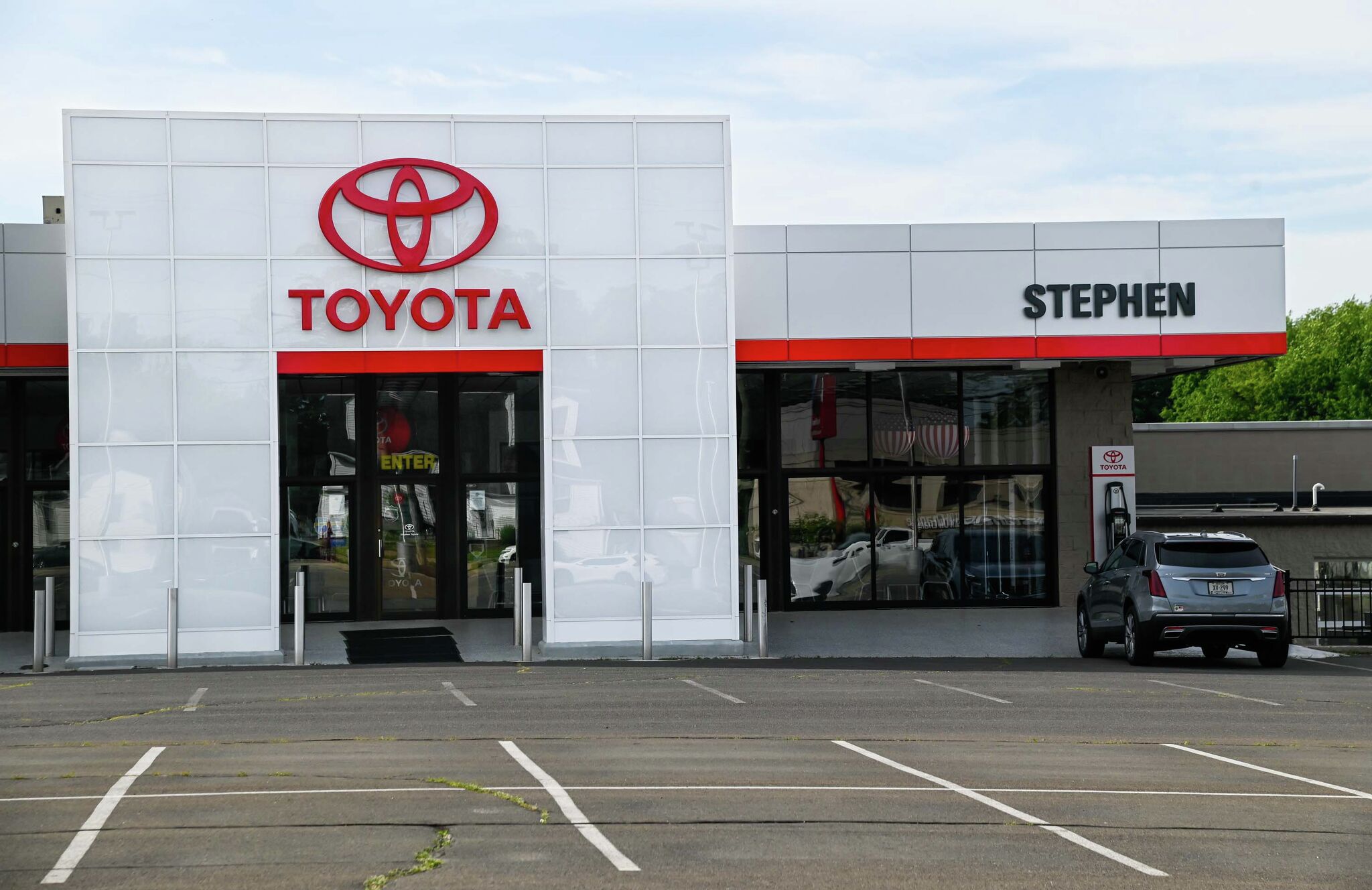 Bristol dealership sold cars without paying lender, lawsuit says