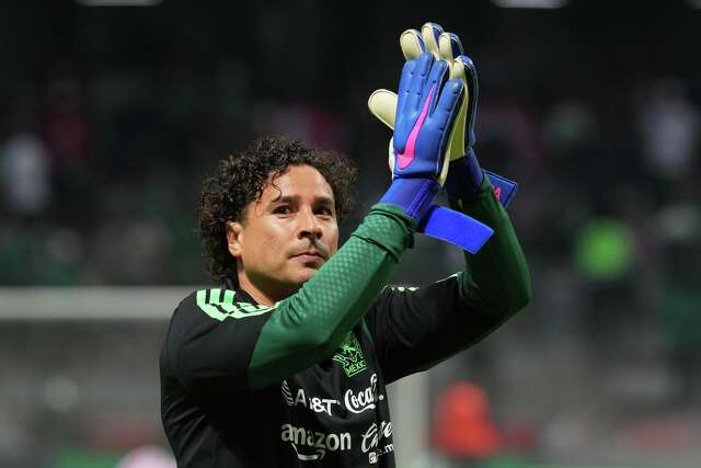 El veterano Guillermo Ochoa recibe la bandera de México previo al ...