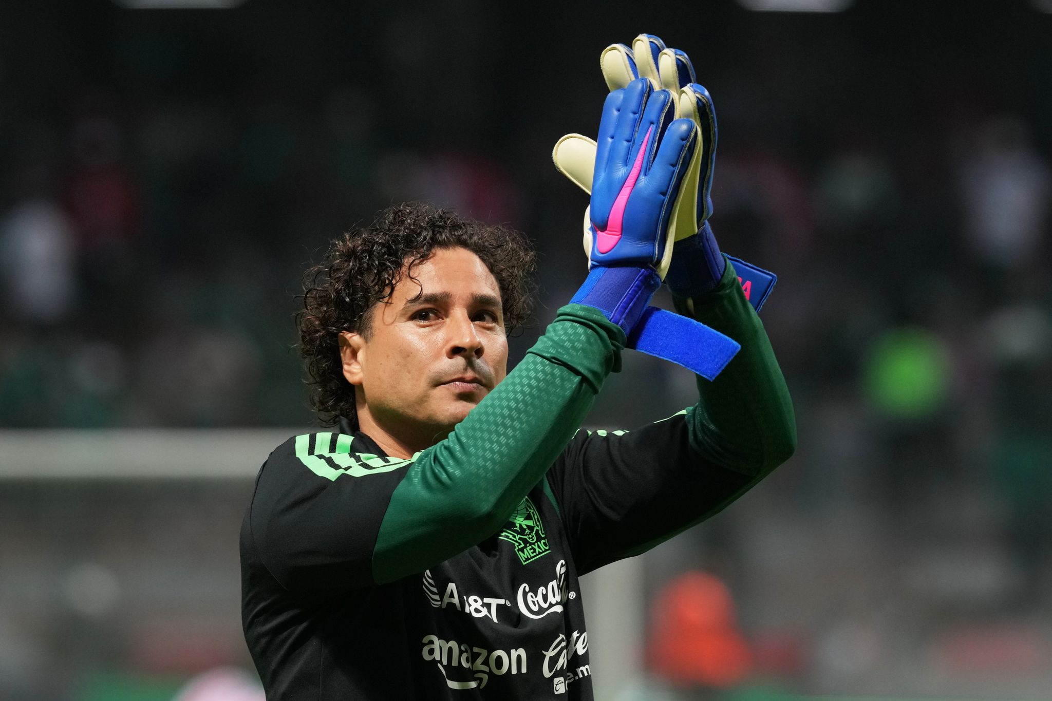 El veterano Guillermo Ochoa recibe la bandera de México previo al ...