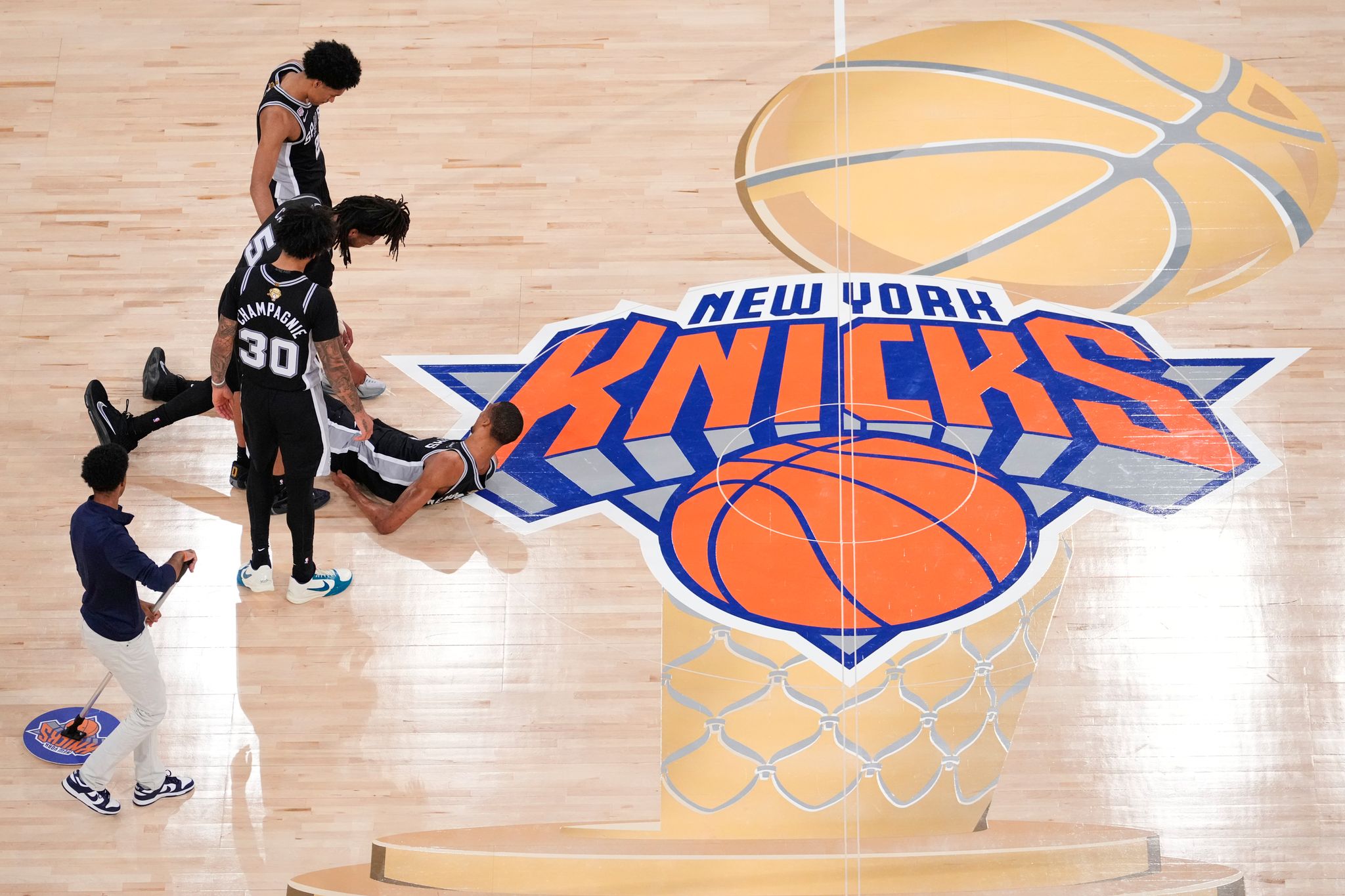 Victor Wembanyama and the Spurs are undaunted on the road at the Knicks ...