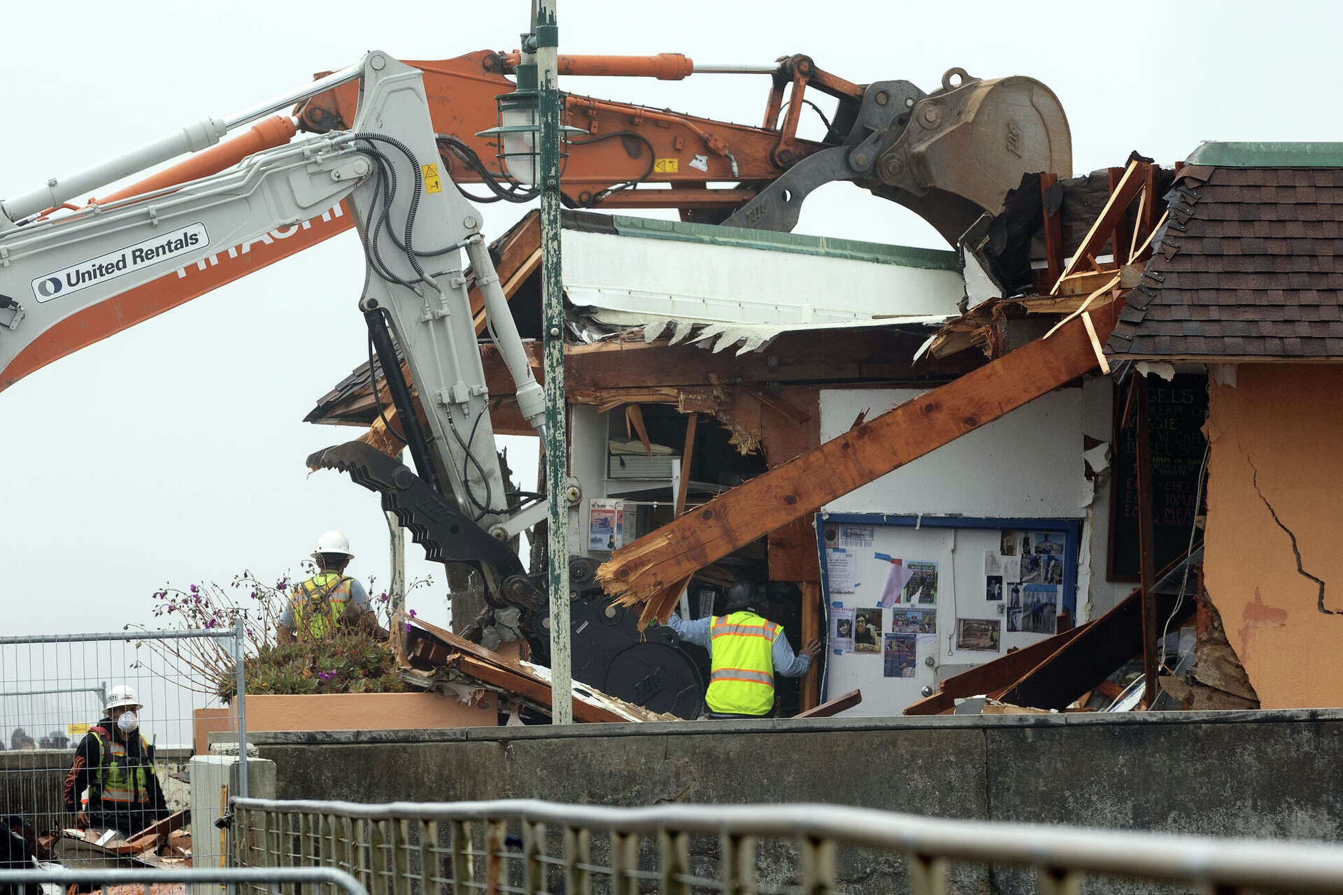 Pacifica demolishes Chit Chat Cafe atop crumbling pier