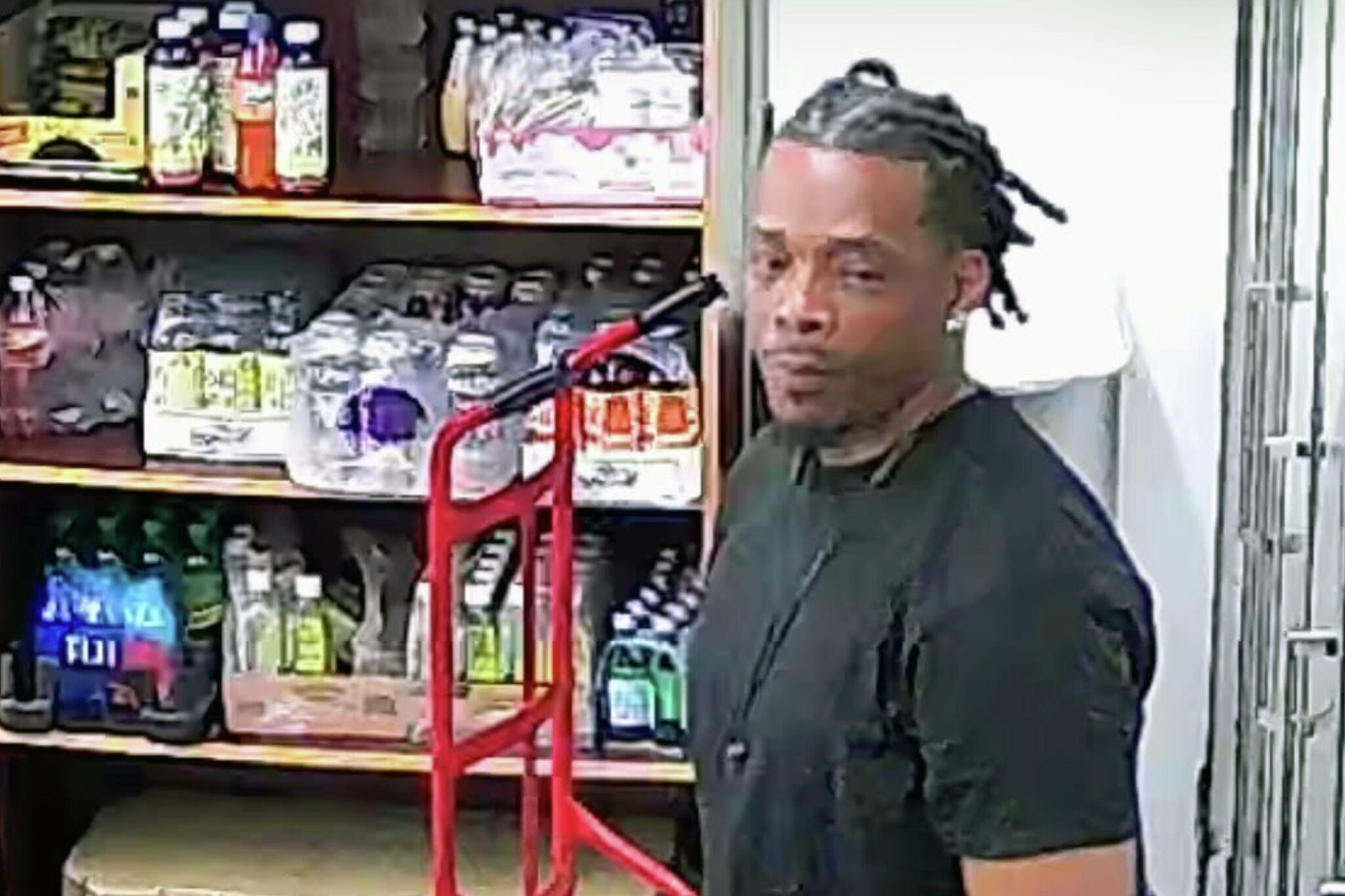 Hudson police looking for man who allegedly assaulted store clerk