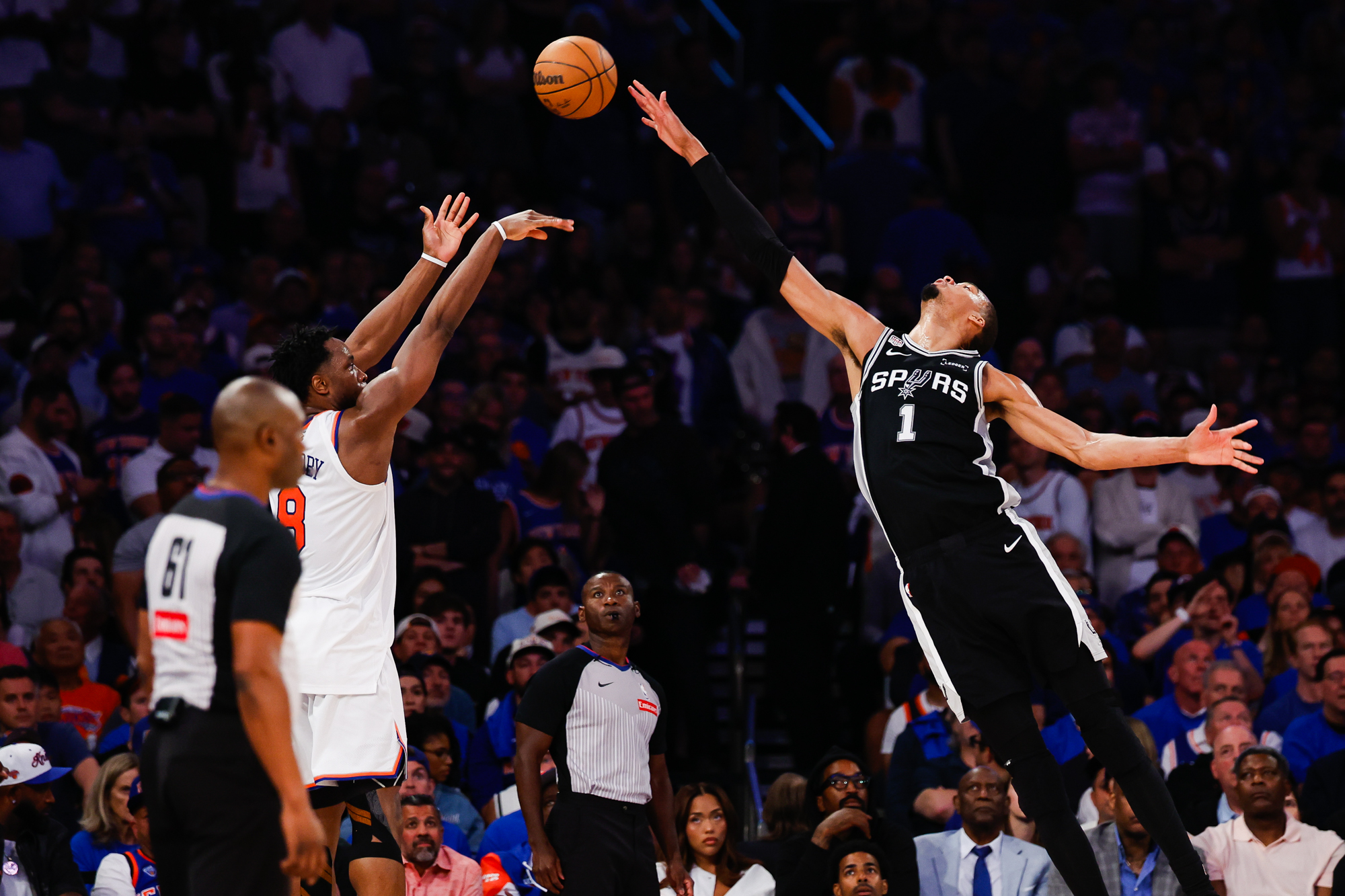 With NBA title hopes fading, Spurs battle both history and math