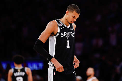 With NBA title hopes fading, Spurs battle both history and math