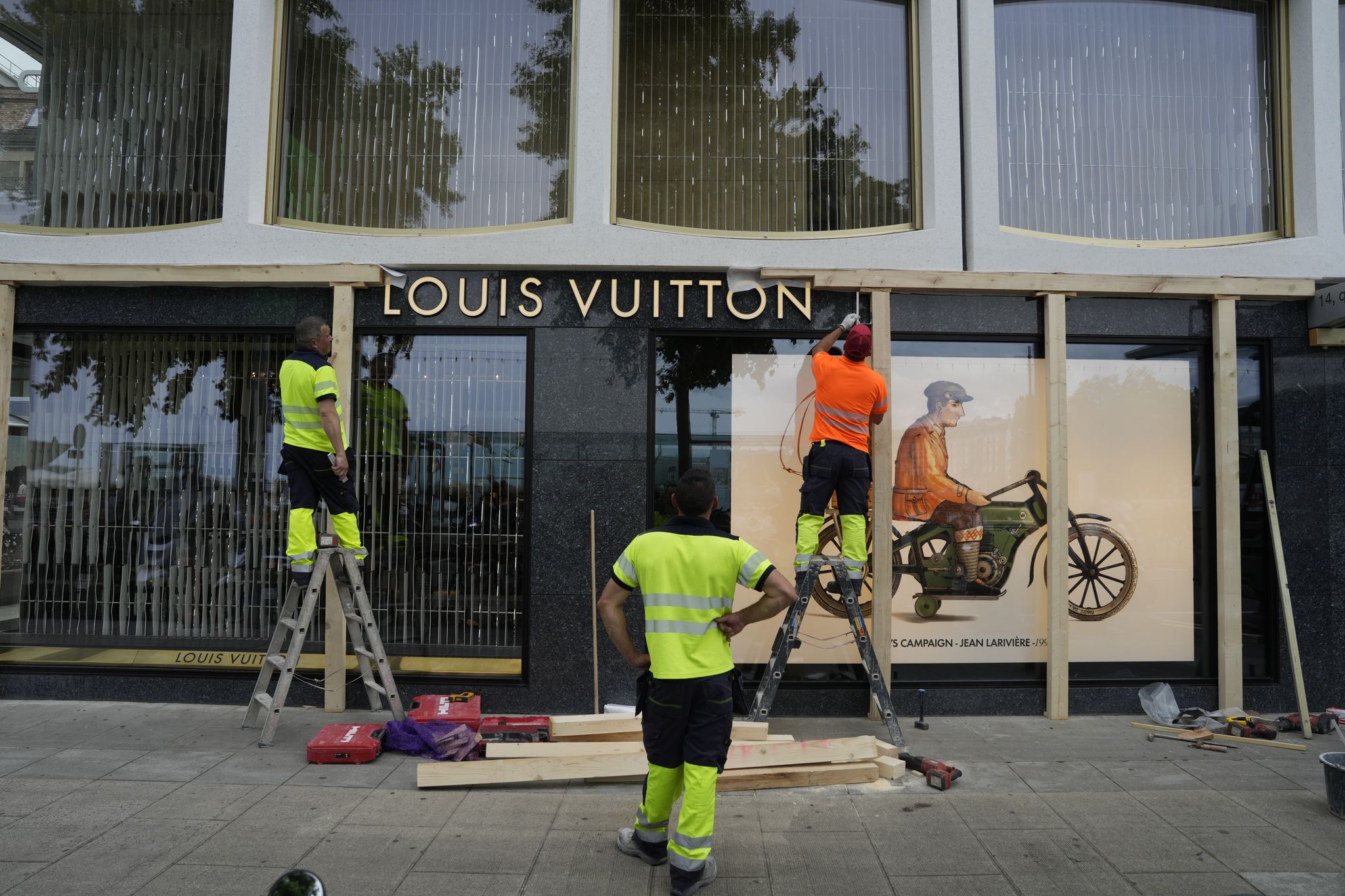 Downtown Geneva boards up as drastic security tightens ahead of anti-G7 ...
