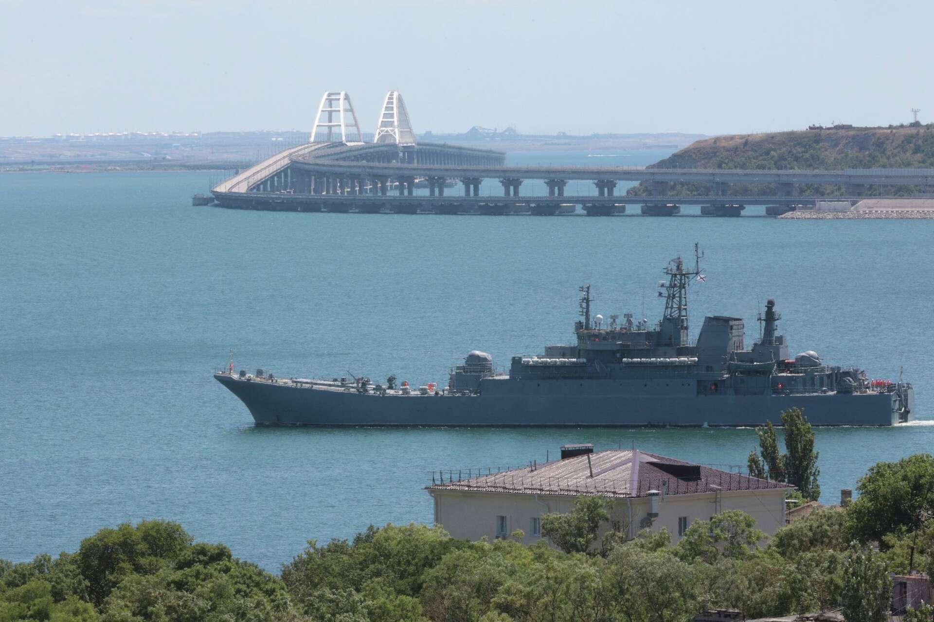 Ukraine hits fuel supplies to Crimea, sparking a fuel crisis on the ...