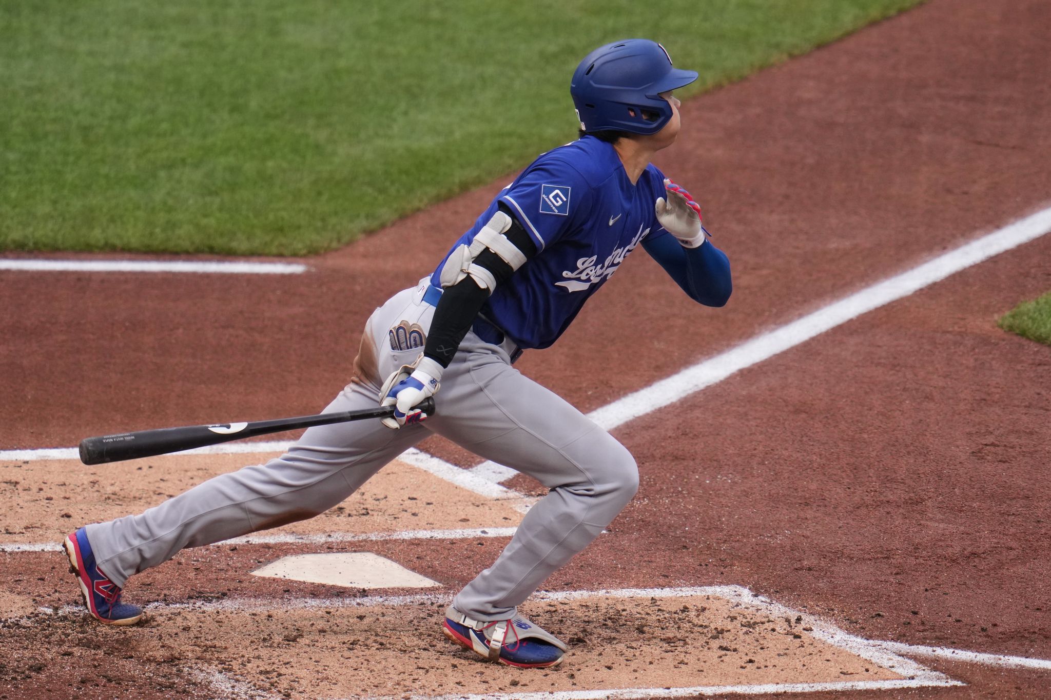 Ohtani homers, leaves game with left knee inflammation in Dodgers' 8-6 ...