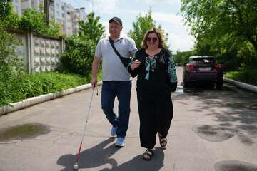 A blind Ukrainian veteran turns pottery into a business and mentors others