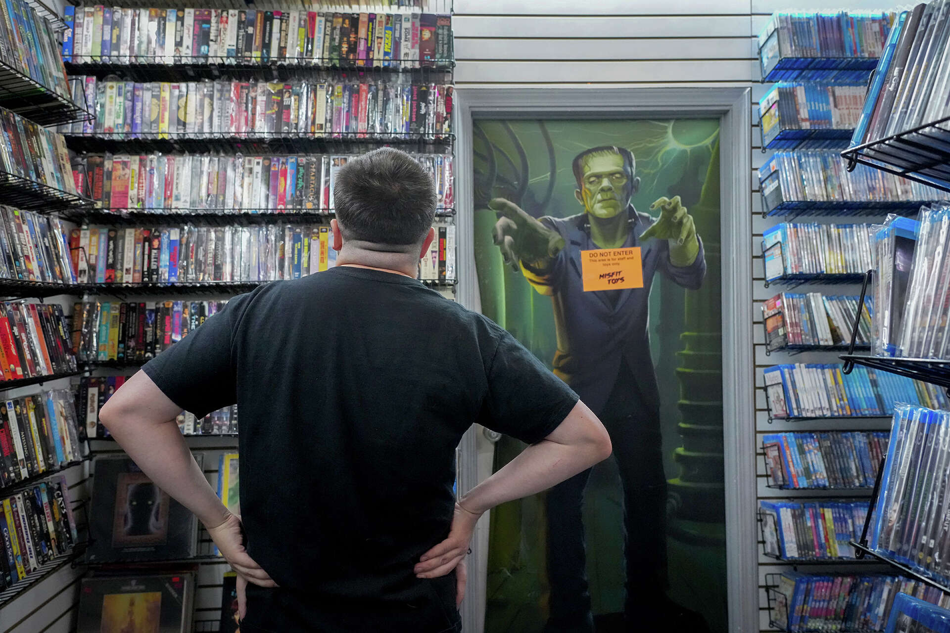 Misfit Toys in the Heights opens a video store, Lost and Found