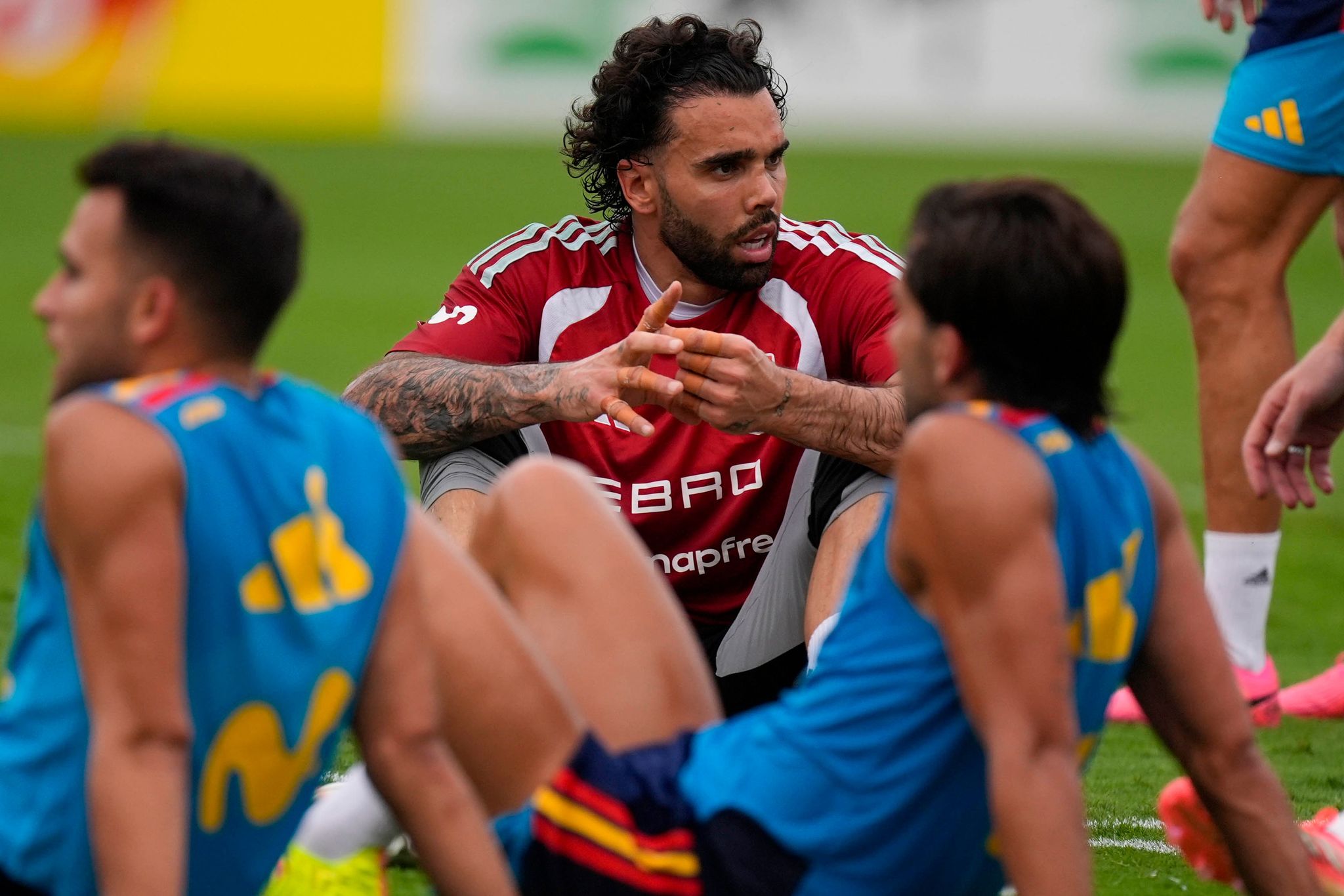 David Raya praises Unai Simón and downplays goalkeeping debate ahead of ...