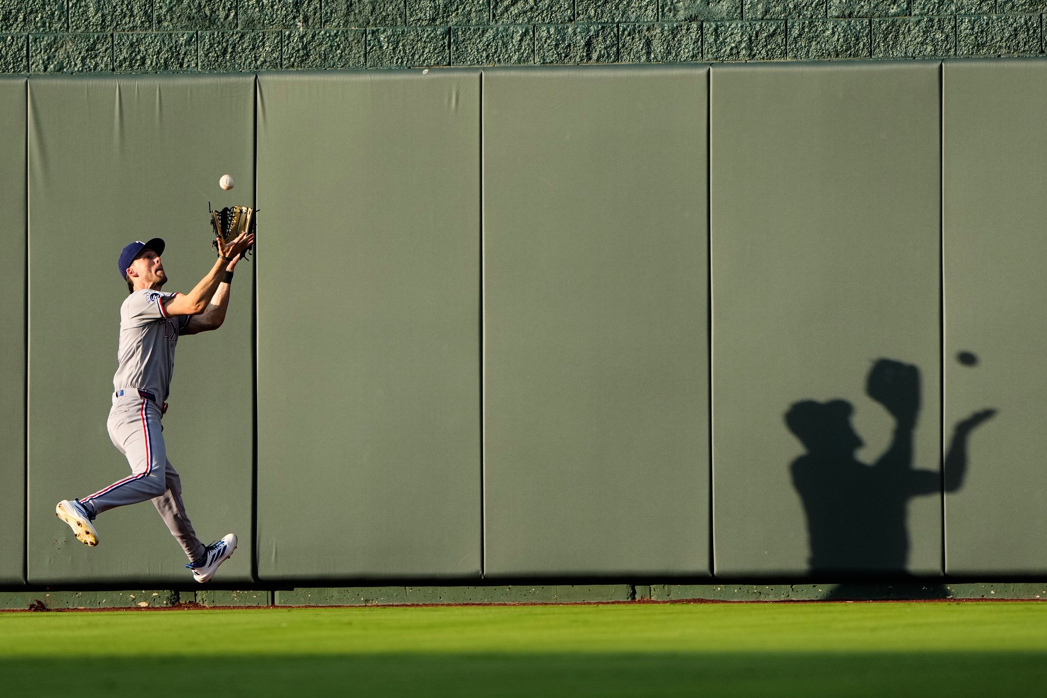 Rangers ponen a Evan Carter en la lista de lesionados de 10 días por ...