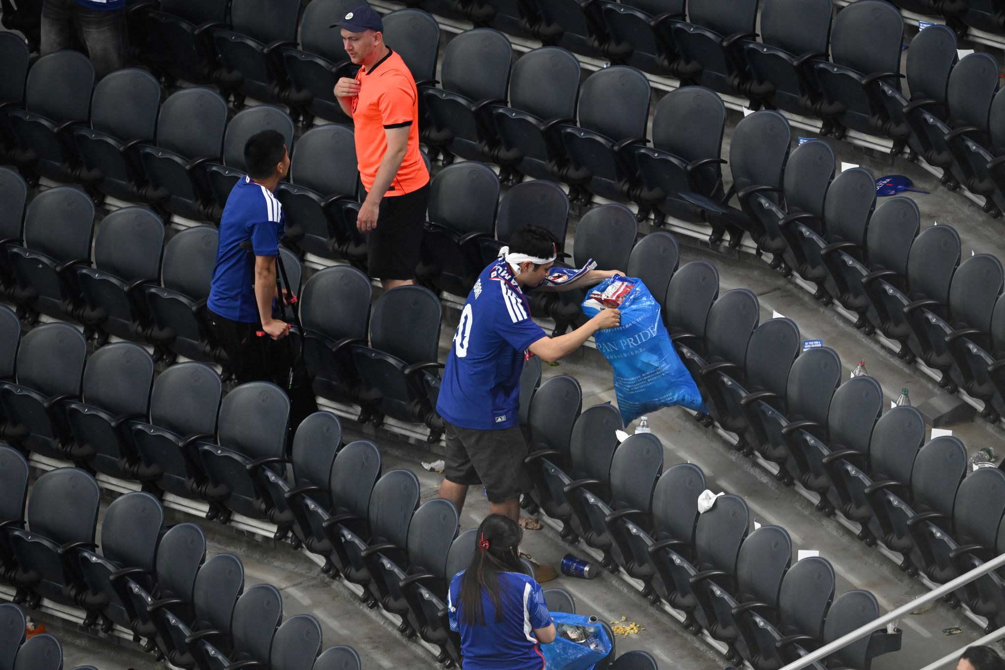 Japan fans use blue bags to uphold a cleansing World Cup tradition ...