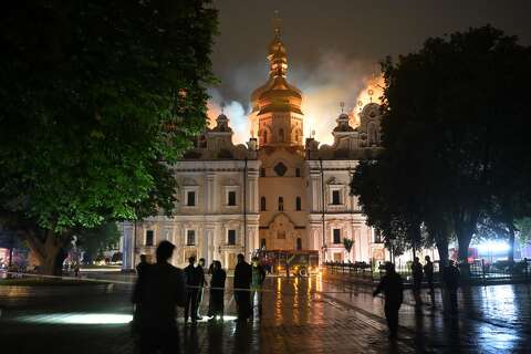 Ataque ruso incendia complejo monástico en Kiev y deja 5 muertos en Járkiv