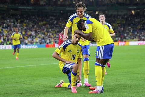 Sweden's Yasin Ayari shows respect for father's native country after ...