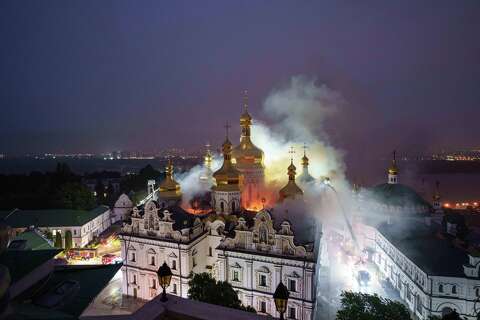 Ataques rusos incendian un recinto religioso centenario en Kiev y matan ...